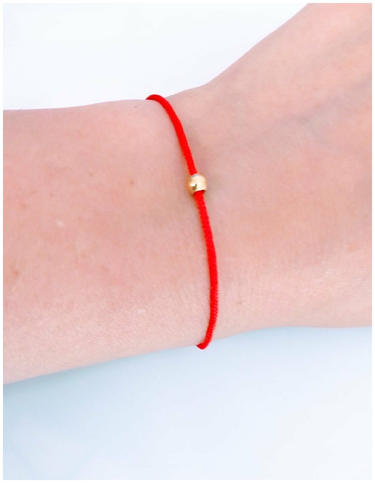 Красная нить на запястье с бусиной от сглаза и порчи. Мощный оберег на руку.