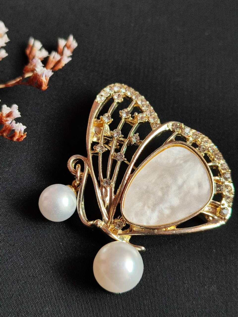 Брошь, эмаль, перламутр, стразы