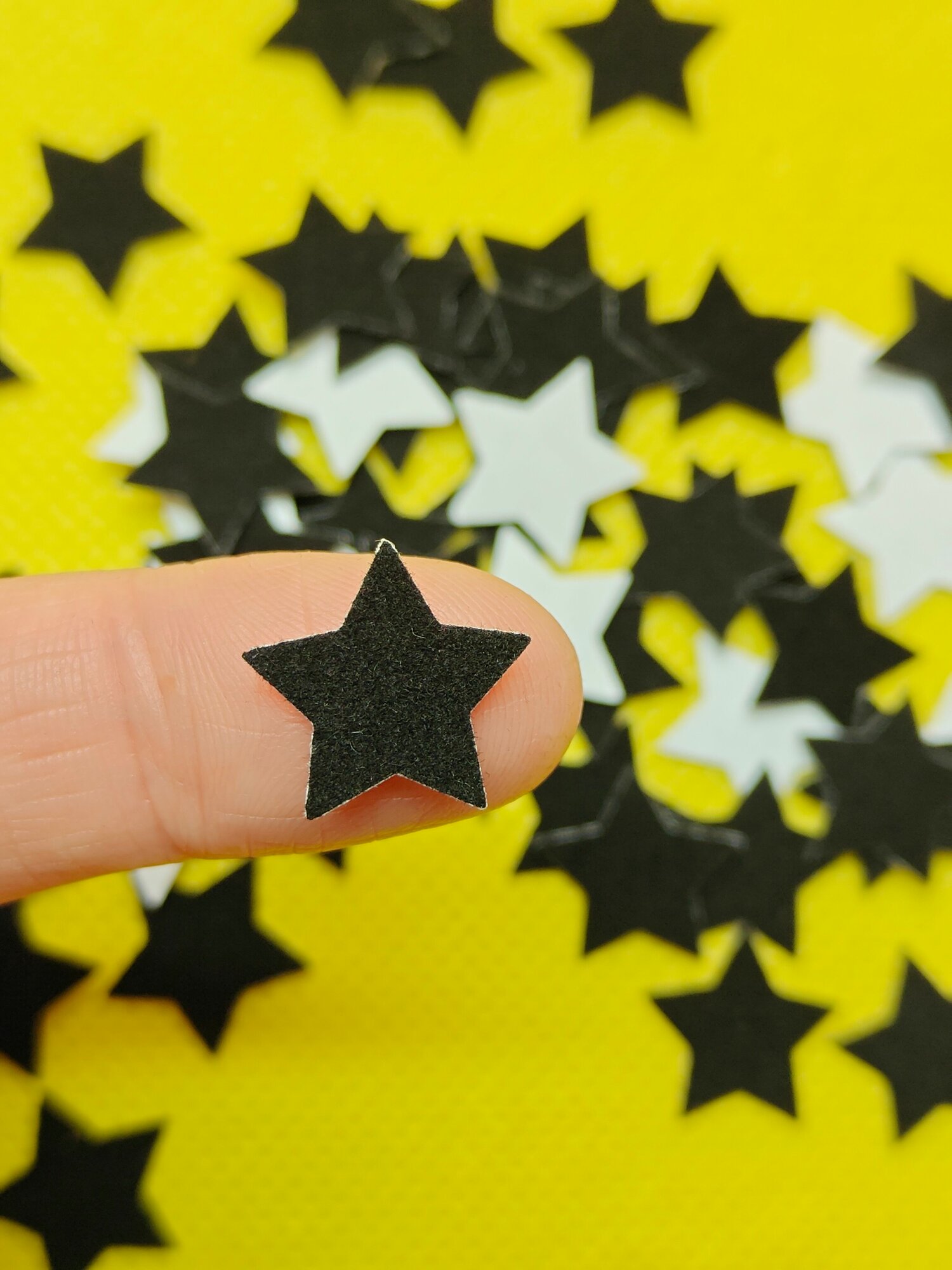 Набор для декорирования, Вырубка, Звёздочки из бархатной бумаги 70шт черные