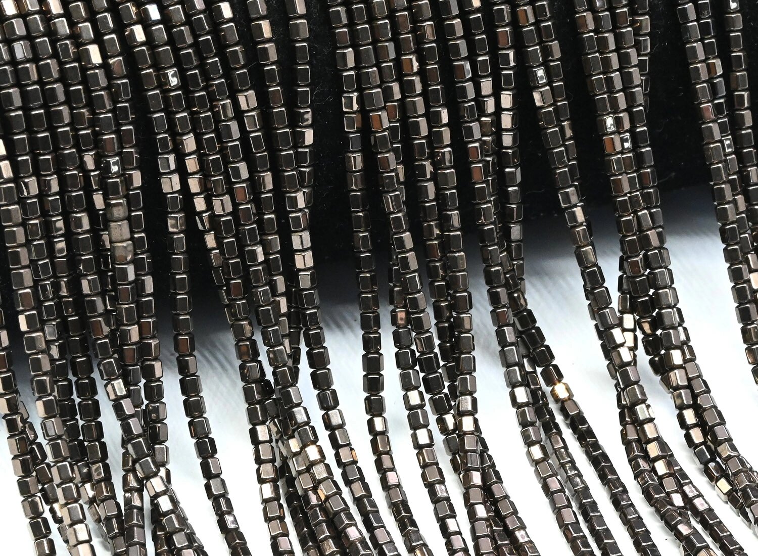 Бусины из гематита шестигранник 2*2мм цв. шоколадный, 40см, 180 бусин .