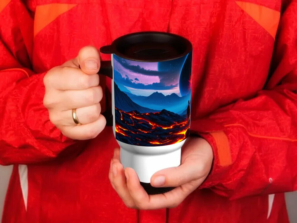 Тремокружка для авто с принтом "Человек, стоящий на краю лавового потока, окружённый яркими и цветными планетами на фоне космоса. Вулканические горы и яркие, светящиеся." 0.5 л.