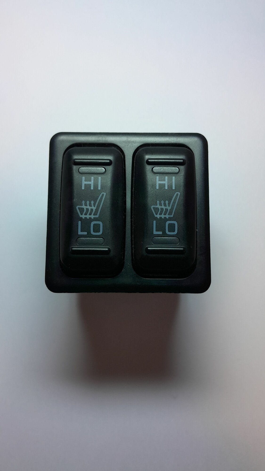 Кнопка включения-отключения обогрева сиденья оригинал Mitsubishi OEM-номер 8610A114 для Mitsubishi Outlander , Pajero Sport , L200 и тд.