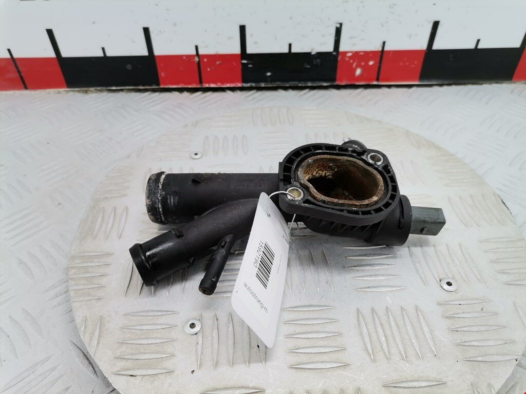 Фланец (штуцер системы охлаждения тройник) Volkswagen Golf 6 03L121132AA арт. 1592190