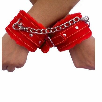 Наручники Notabu красные с мехом из натуральной кожи и серебристой фурнитурой диаметр 6 см