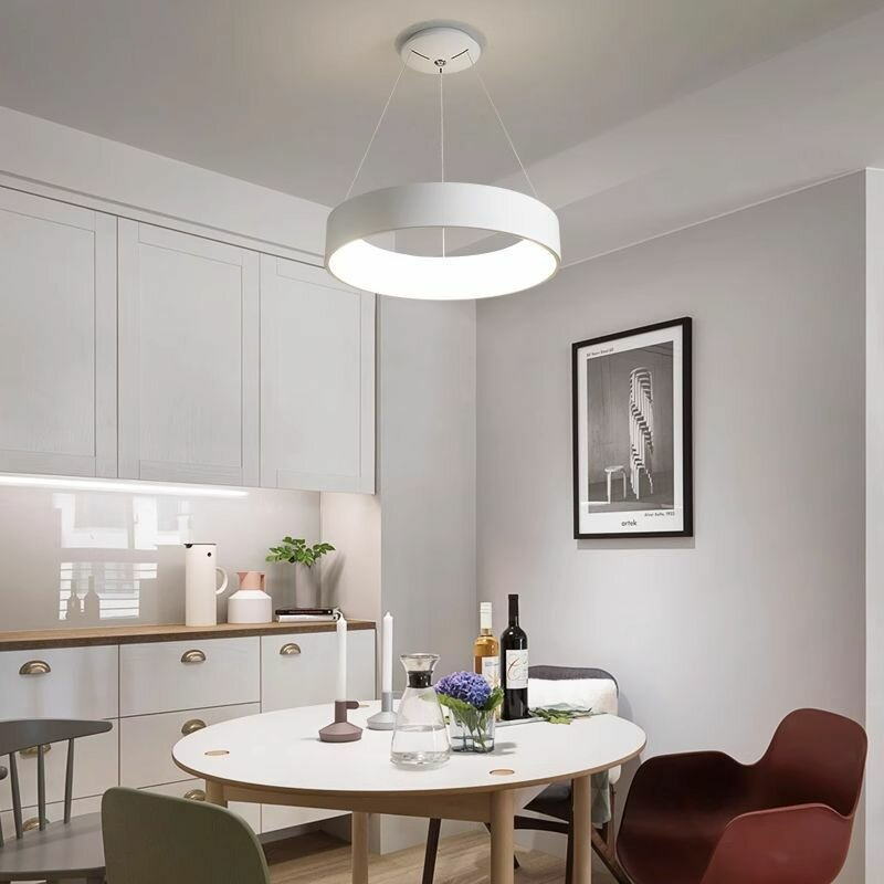 Круглая светодиодная люстра с трёхцветным светом и регулируемой высотой.