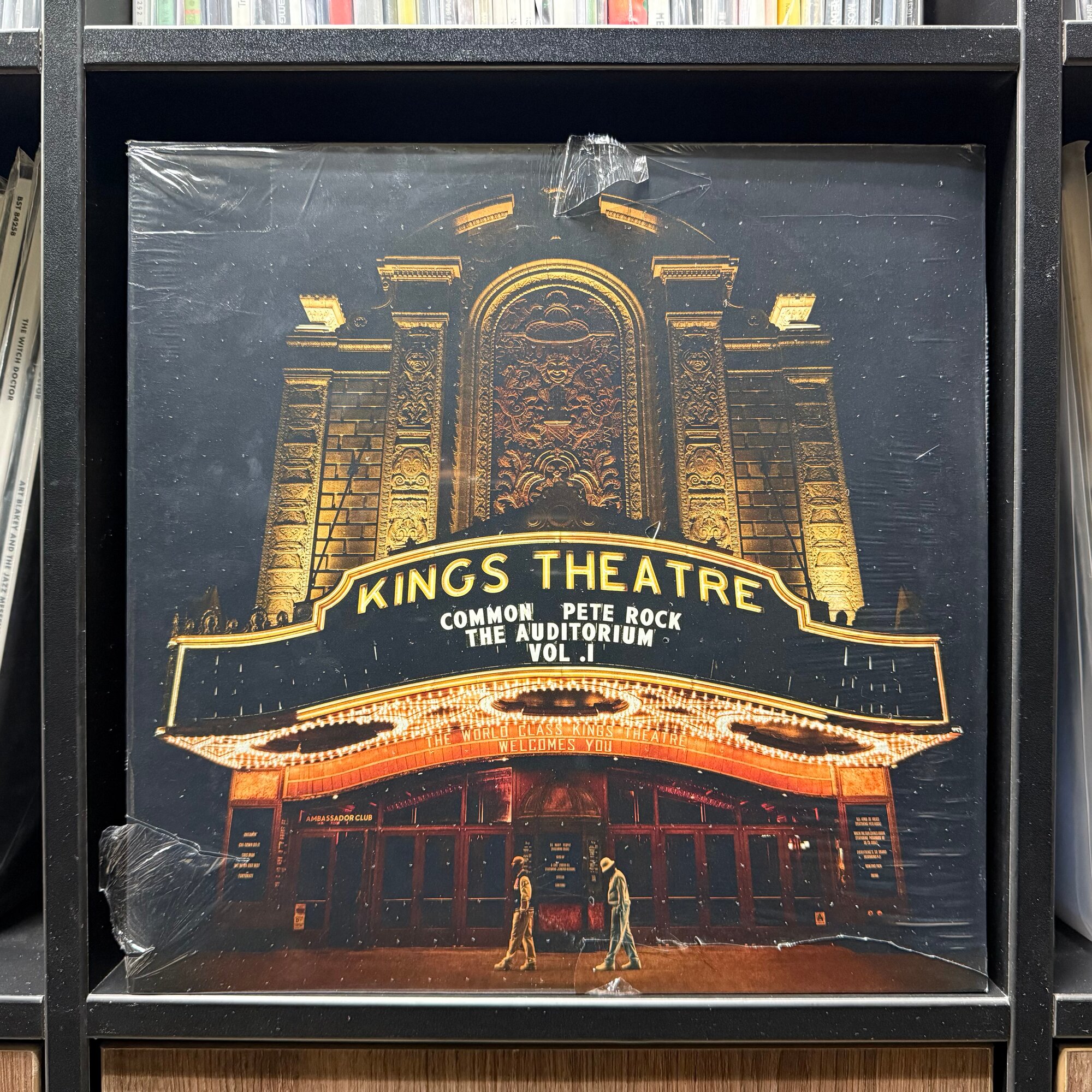 Виниловая пластинка COMMON/PETE ROCK - The Auditorium Vol 1 (Tour Edition) (still sealed, gatefold red vinyl 2xLP) LP Винил