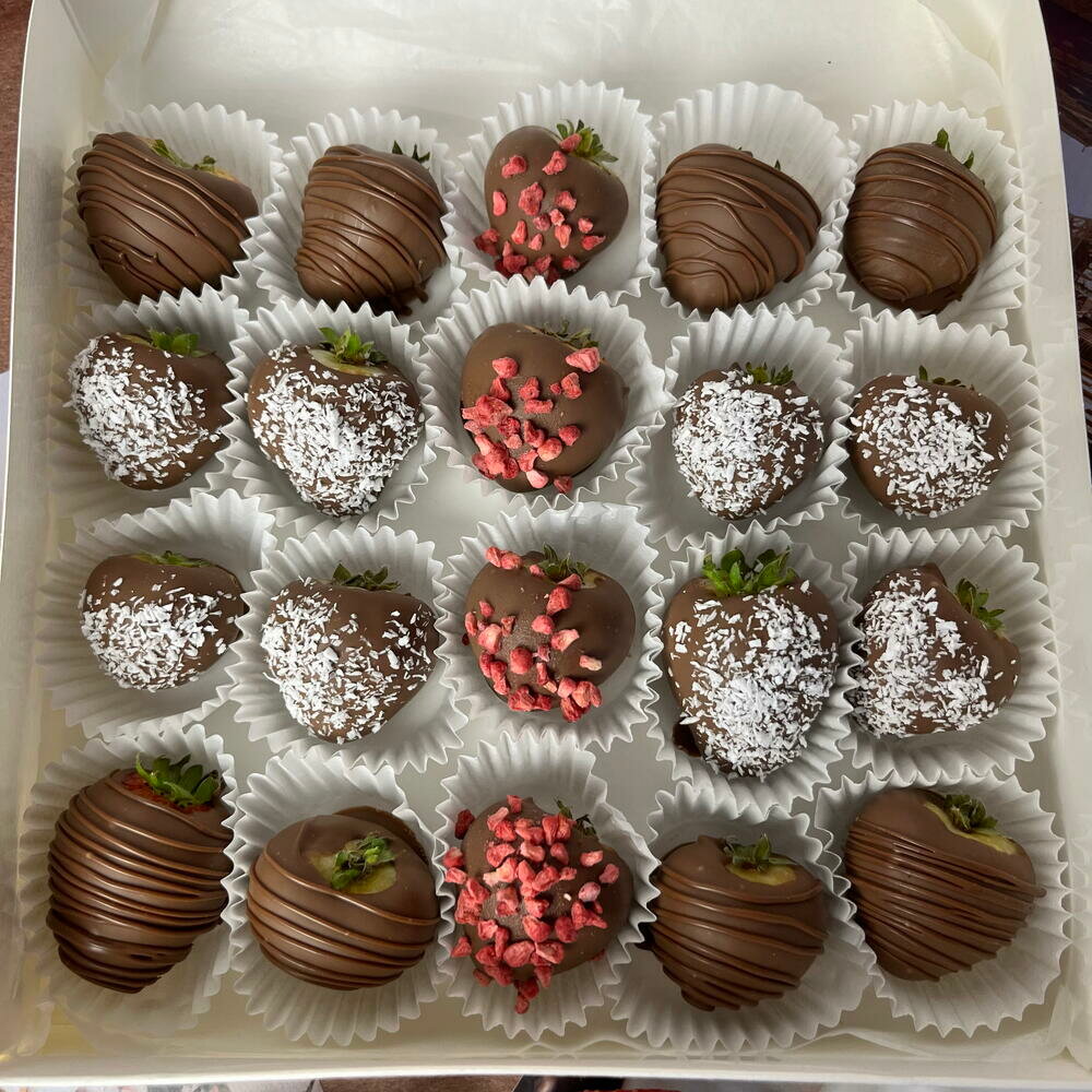 Клубника в шоколаде, набор клубники в шоколаде в коробке "Камильфо", 20 ягод