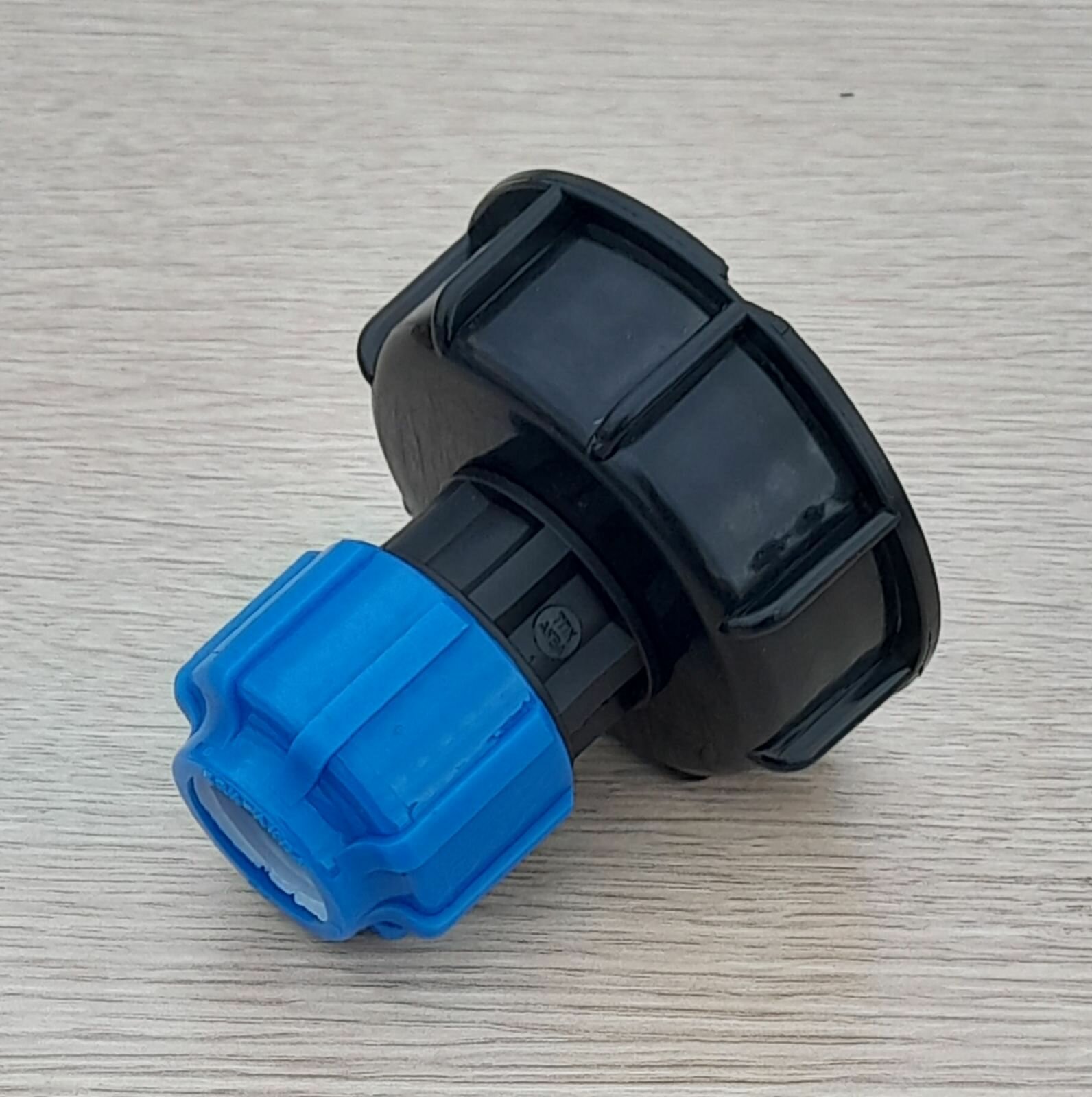 Муфта ПНД 20 мм / с переходником на куб / кран еврокуба /