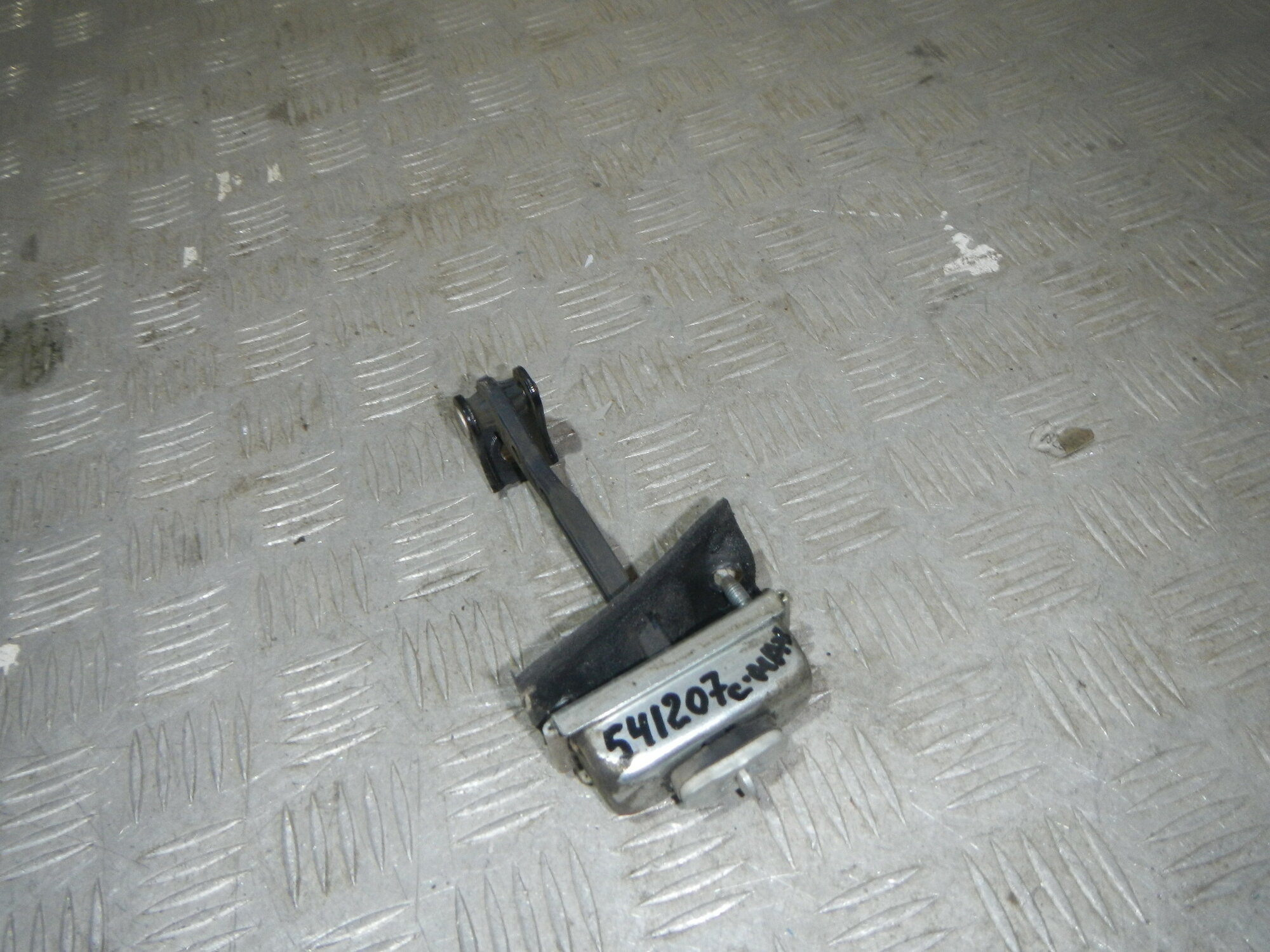 Б/У Ограничитель двери, Ford (Форд)-C-MAX (03-11) FORD C-MAX (03-11) Передний/задний. Без повреждений. 541207 FORD арт. 1...