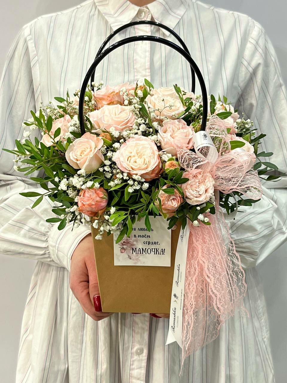 Сумочка из пионовидных кустовых роз «Розетта» - M (до 35 см)