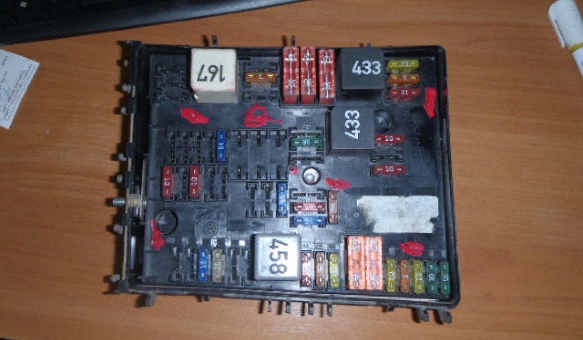 Блок предохранителей Octavia (A5 1Z-) Skoda 1K0937124H