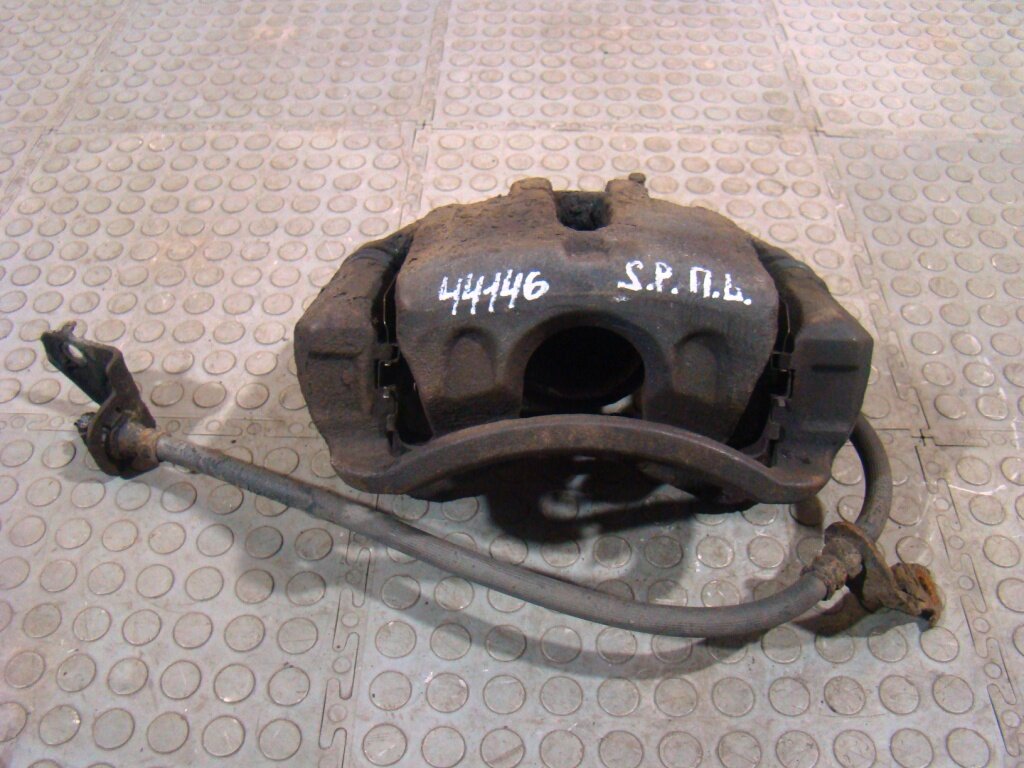 KIA Sportage 3 Суппорт тормозной передний левый 581102S700