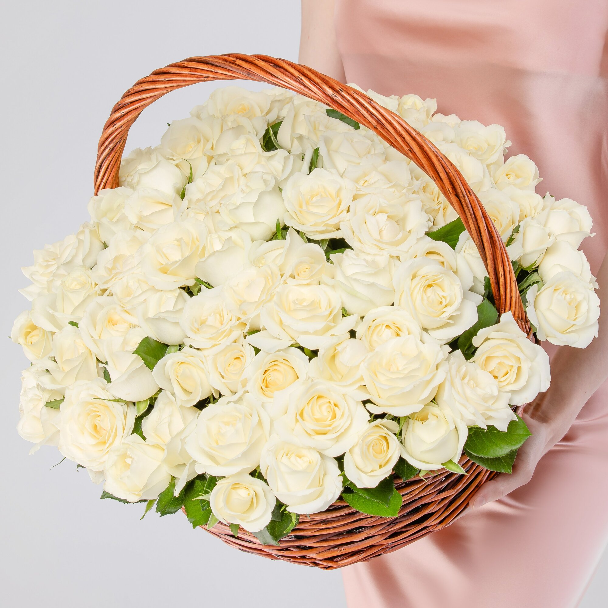Букет Мегацвет24 "Аваланж", 101 белая роза, в корзине, высота 60 см