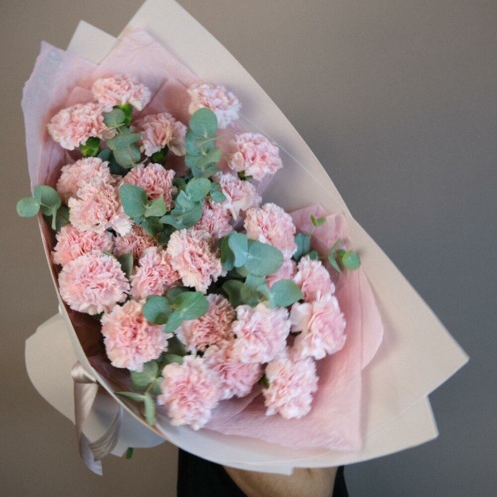 Букет гвоздик PROTEA, 25 цветов, высота 55см, аквабокс, оформление бантом