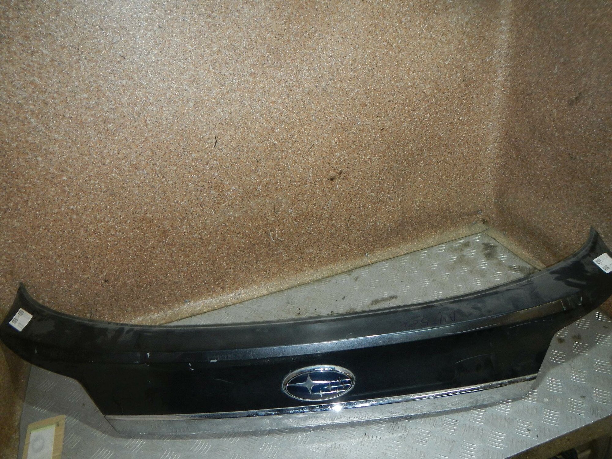 Б/У Накладка двери багажника, Subaru (Субару)-OUTBACK (B14) (10-14) SUBARU OUTBACK (B14) (10-14) в сборе Царапины. 499746...