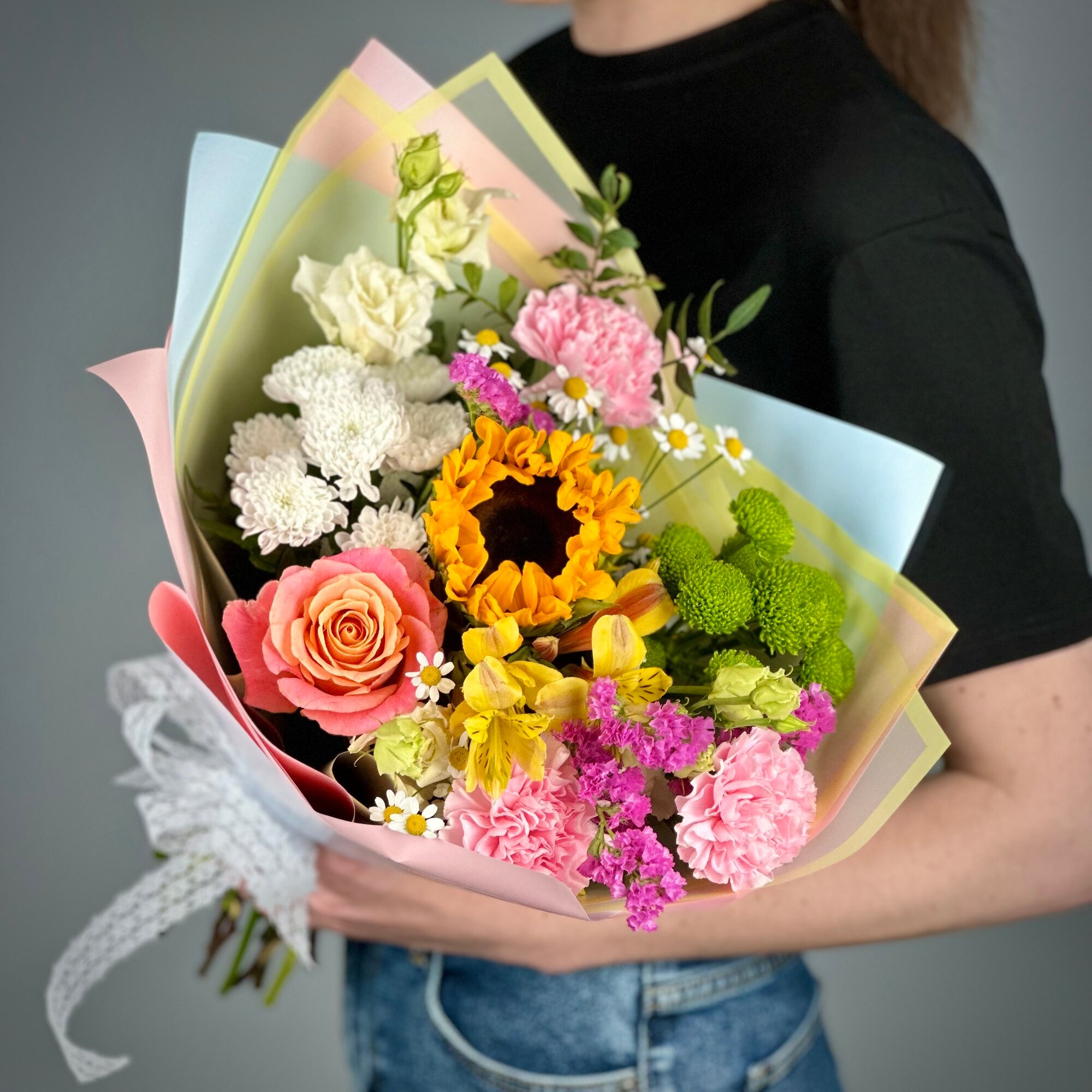 Букет Полянка в стильной упаковке. «365 Поводов» - живые цветы с доставкой