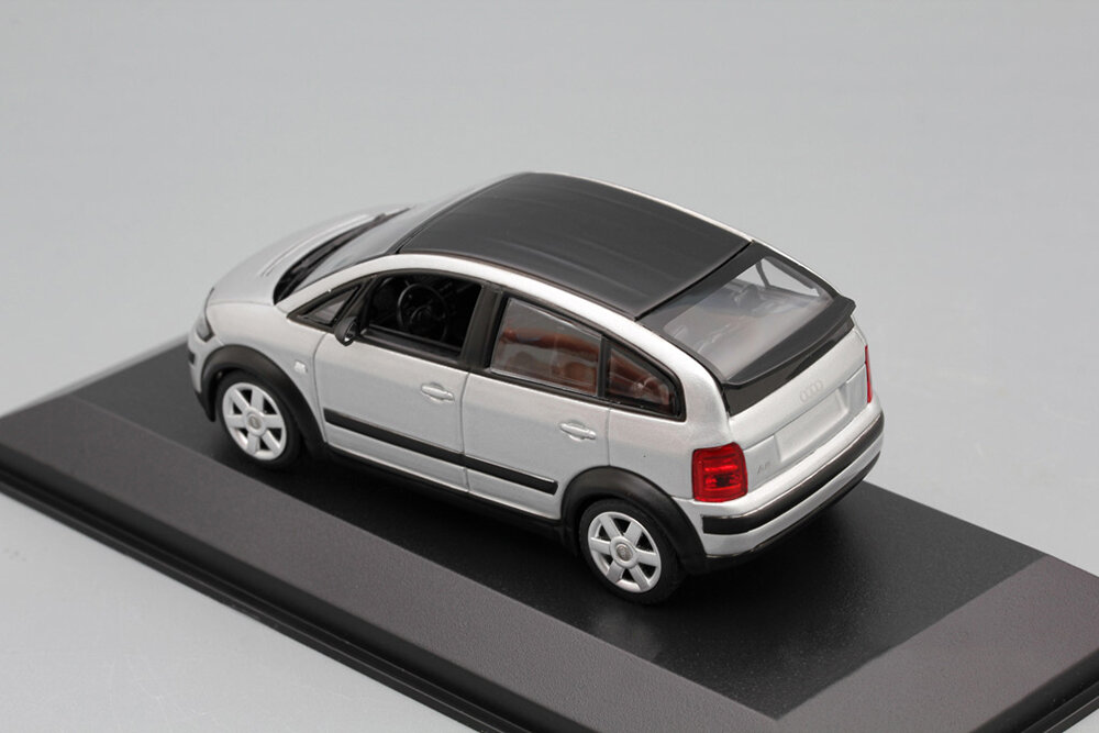 Модель коллекционная MAXICHAMPS Audi A2 2000 silver — фото 1