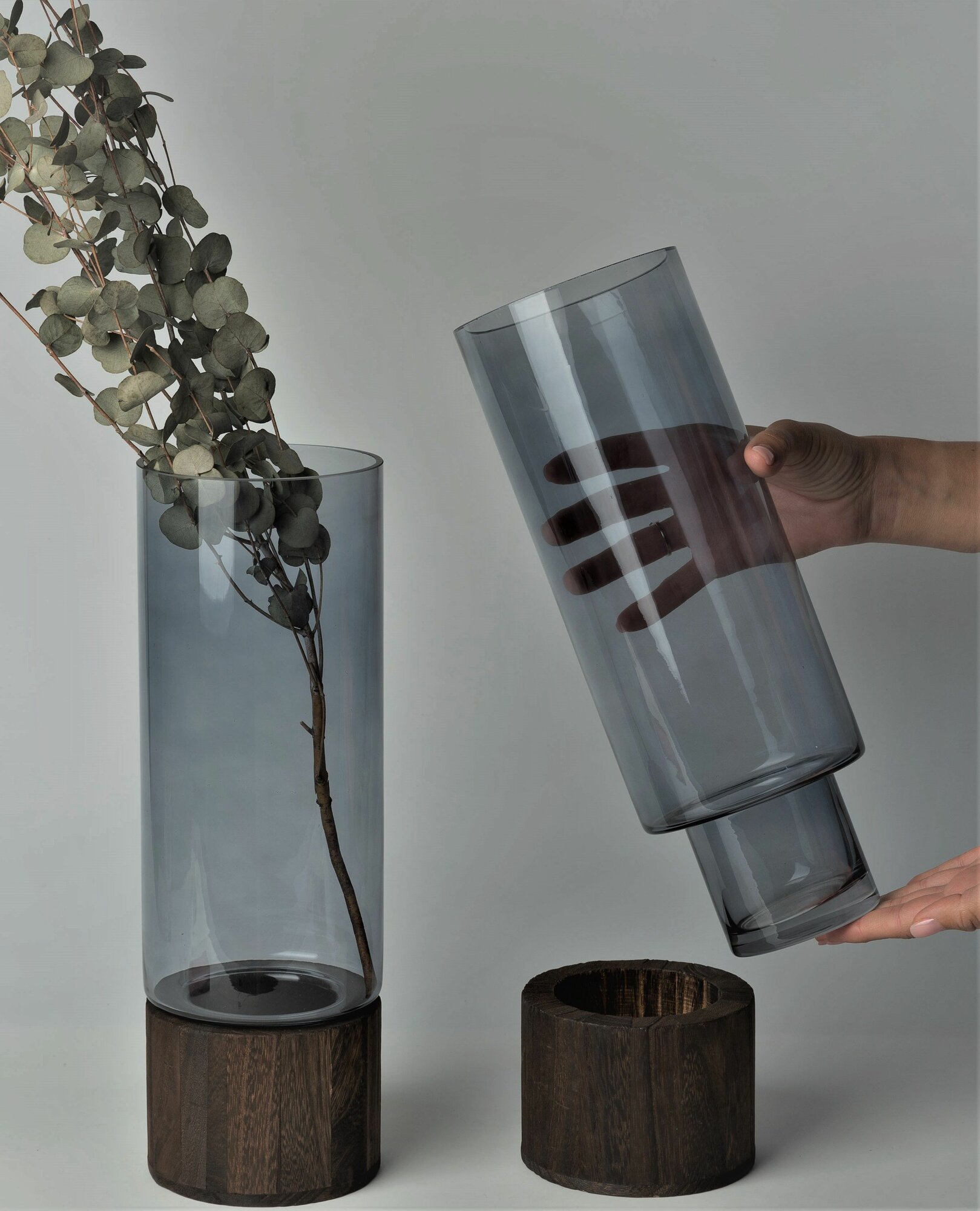 Ваза стеклянная для цветов с деревянным основанием 31*12