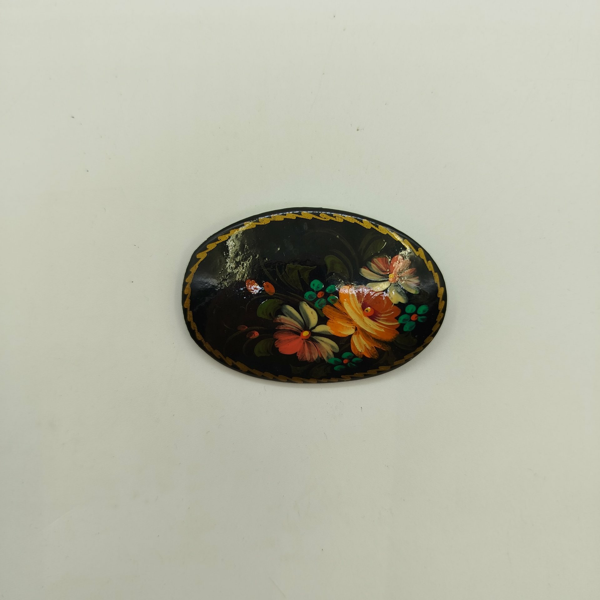 Брошь с растительным декором, папье-маше, лак, роспись, Россия, 1995 г.