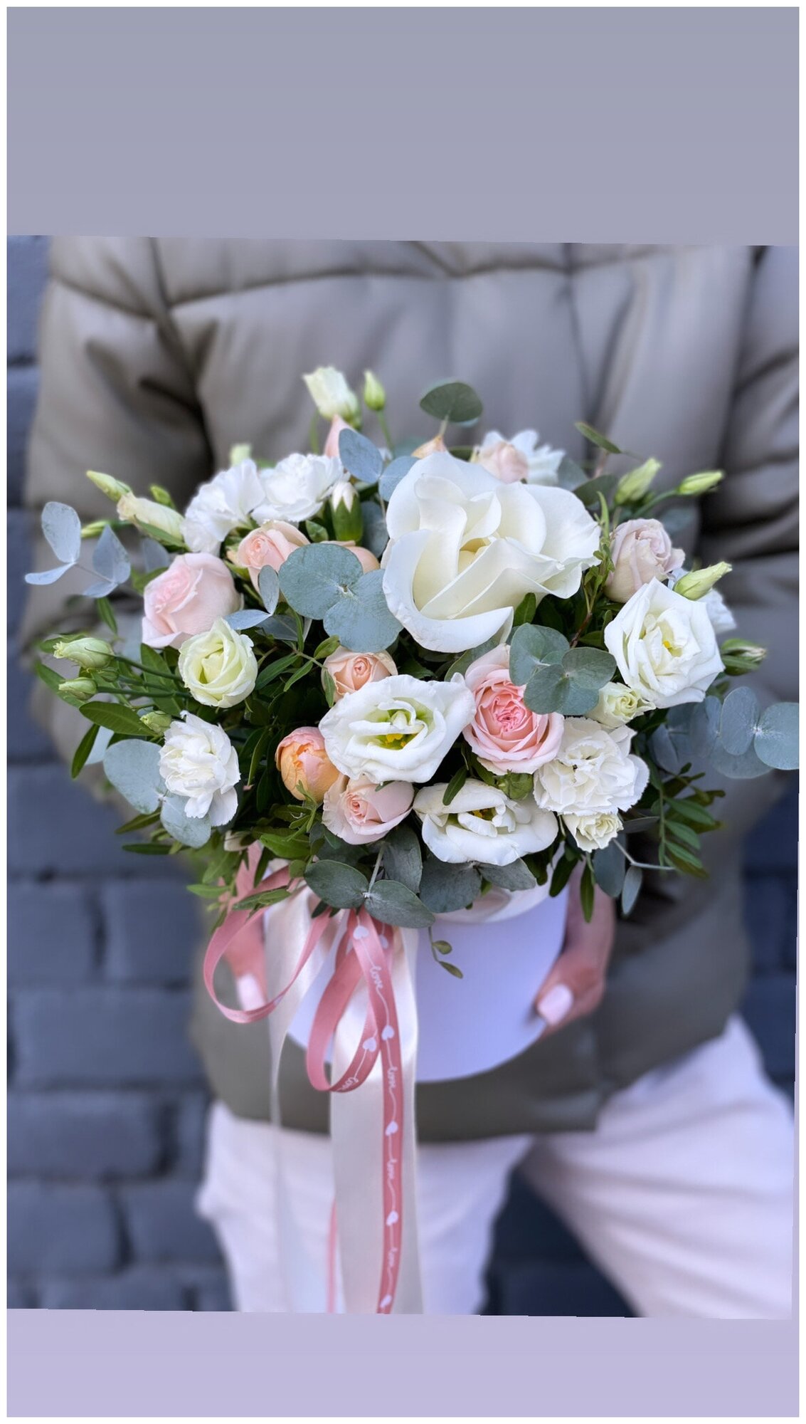 Цветы в коробке, розы и эустомы, пастельные оттенки, высота 25 см, 11 шт