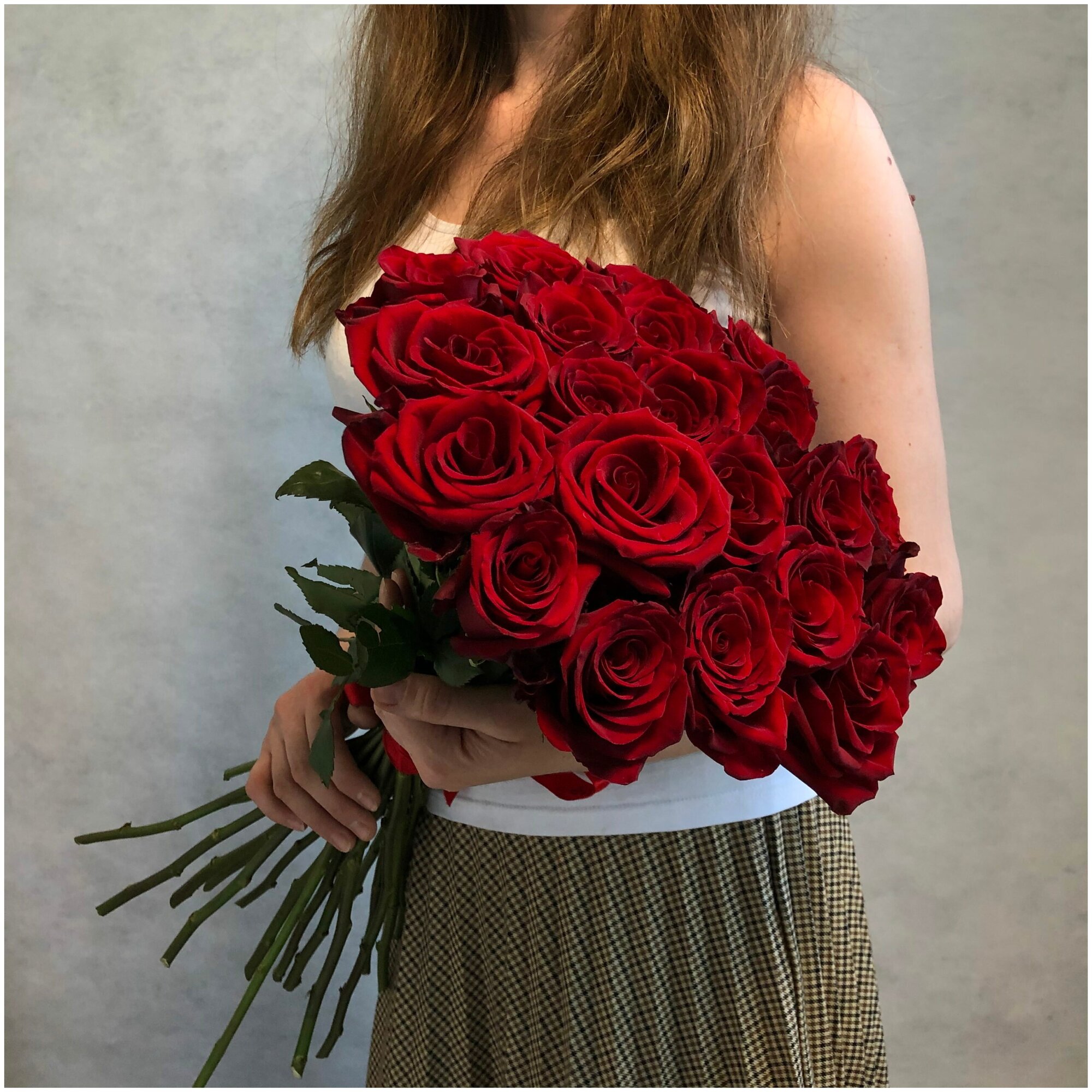 Букет из 21 красных роз сорта эксплорер 60см (эквадор) с атласной лентой.
