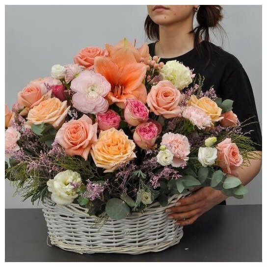 Корзина с цветами Королевство Праздника, персиковые тона, XL, с ранункулюсами и пионовидными розами