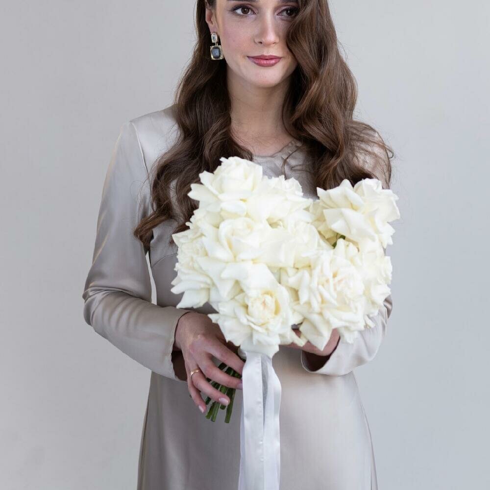 Букет невесты "La Gracia", 15 белых французских роз, размер M