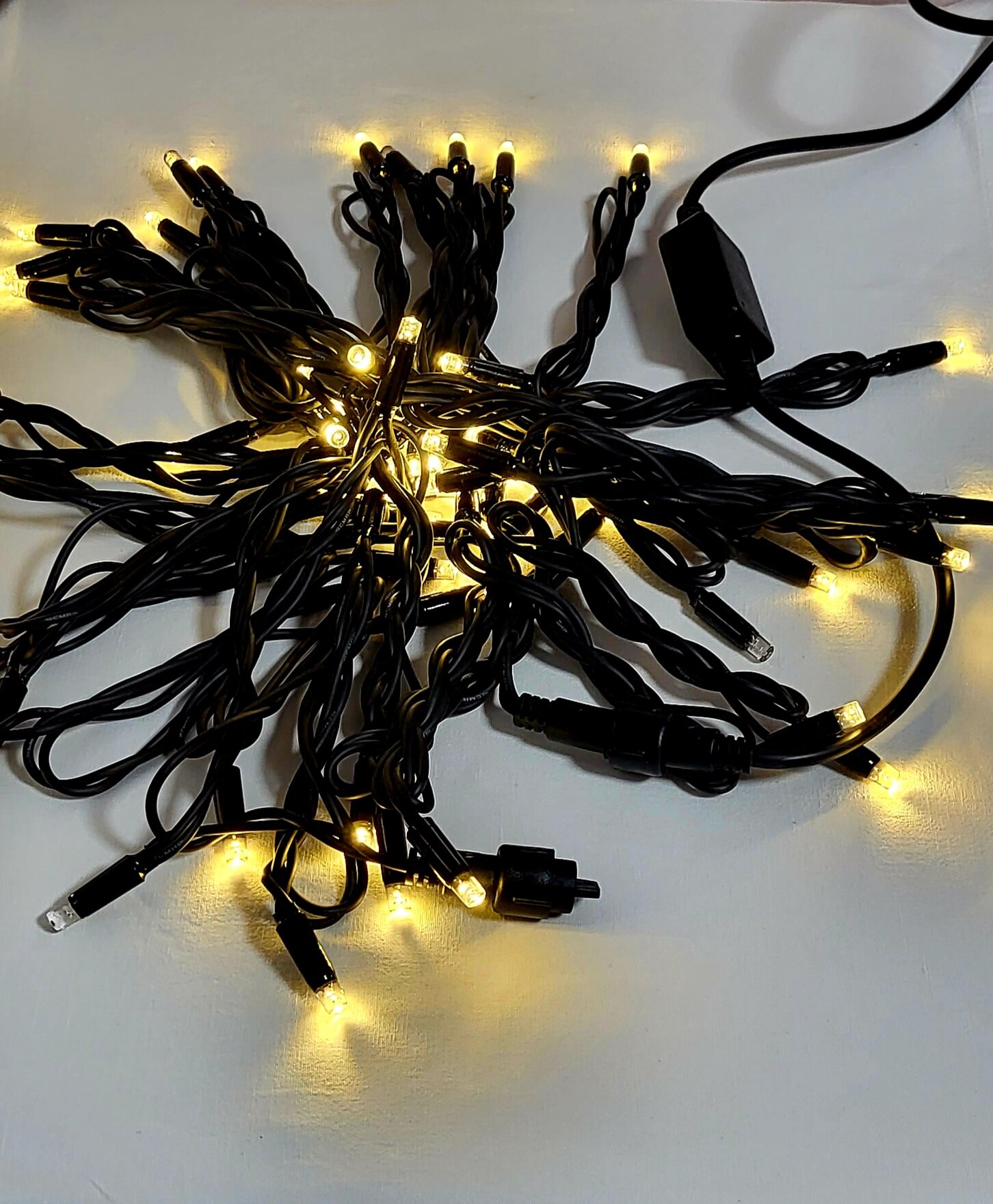 Светодиодная гирлянда уличная нить 9 метров. провод каучук, черный, теплый свет с мерцанием