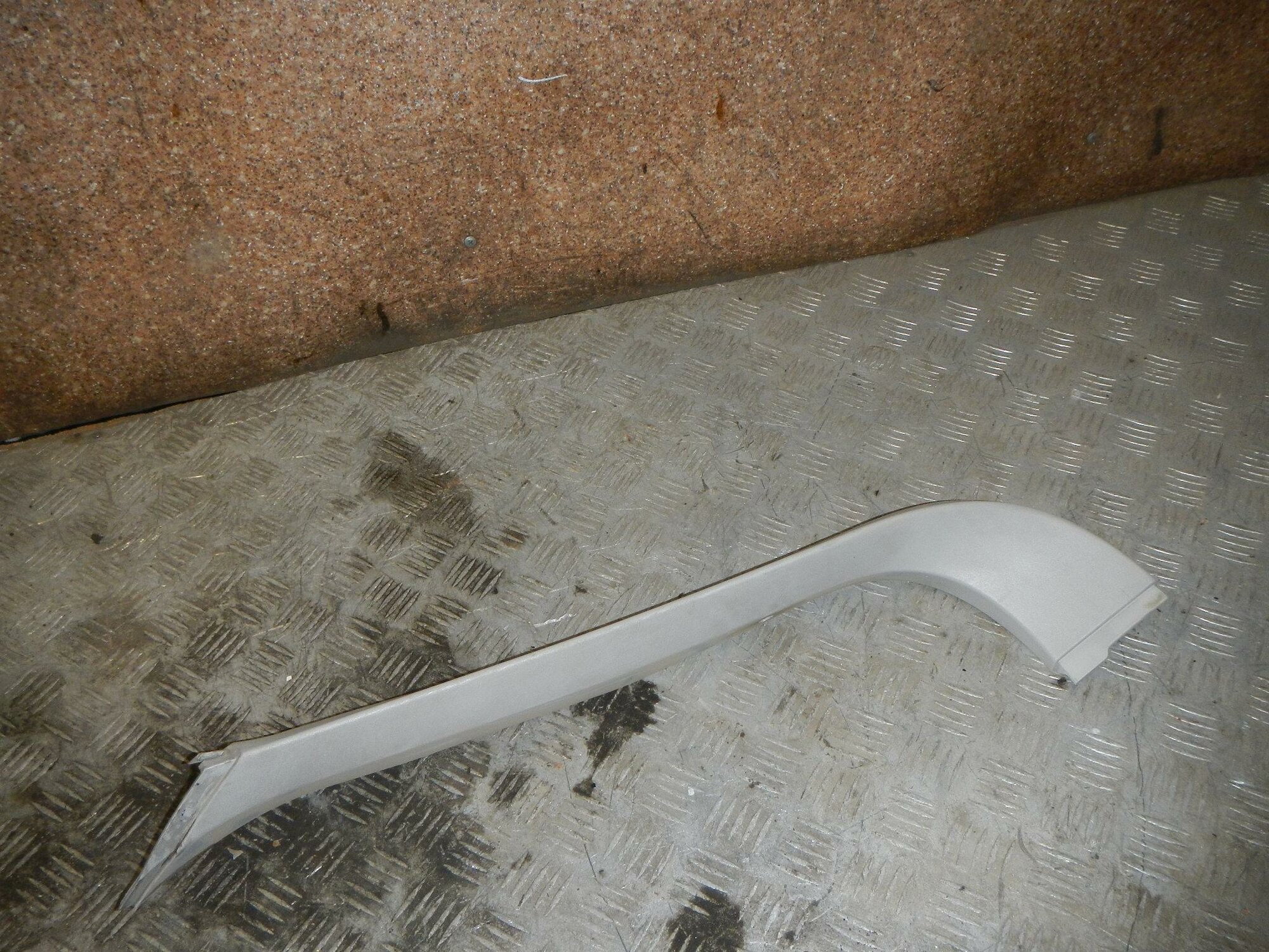 Б/У Обшивка двери багажника, Ford (Форд)-FOCUS 2 (05-08) FORD FOCUS 2 (05-08) 3дв правая Грязная. 498687 FORD арт. 1352778