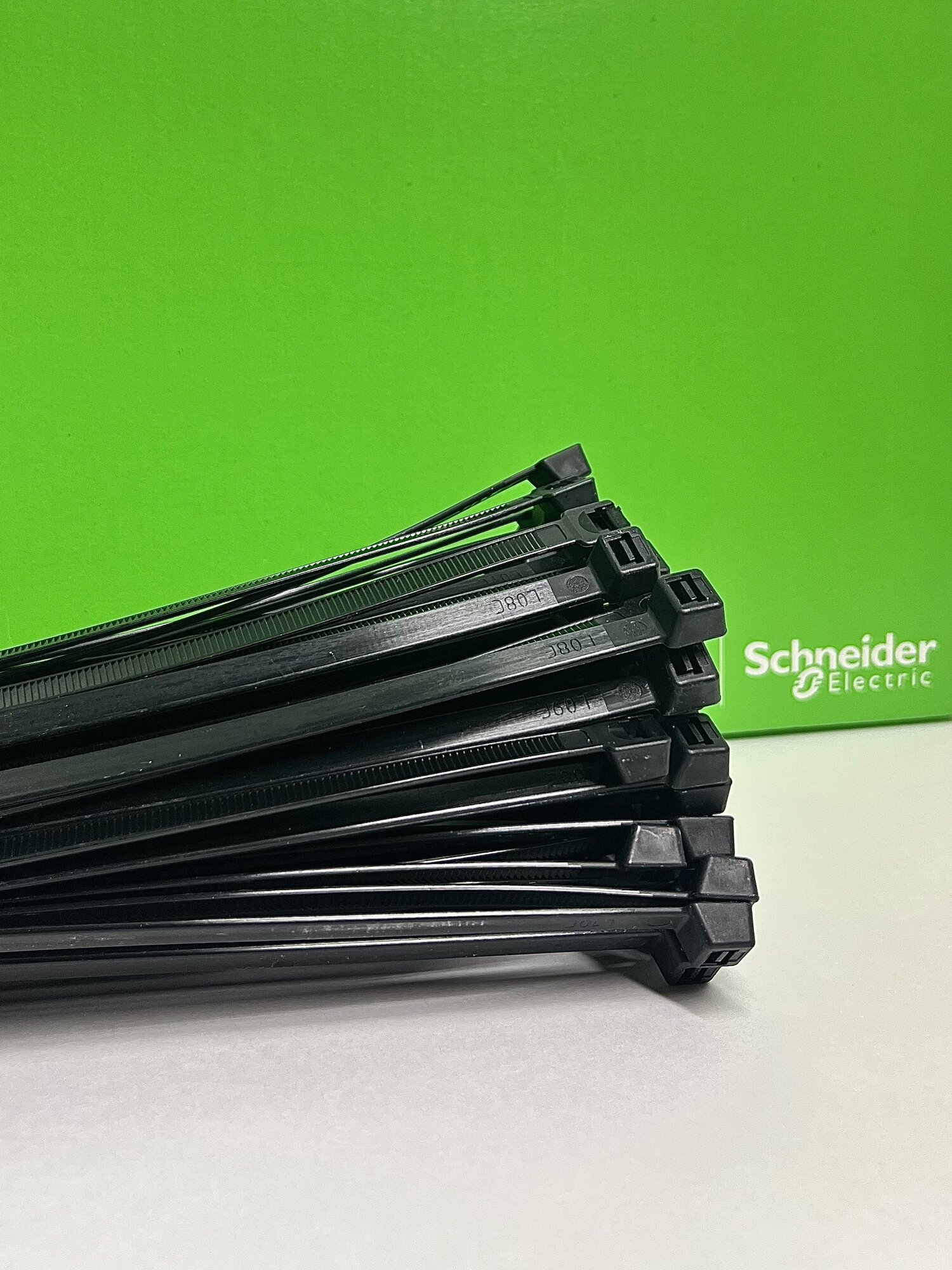 380x7.6мм Кабельная стяжка Schneider Electric Thorsman цвет - черный IMT46274