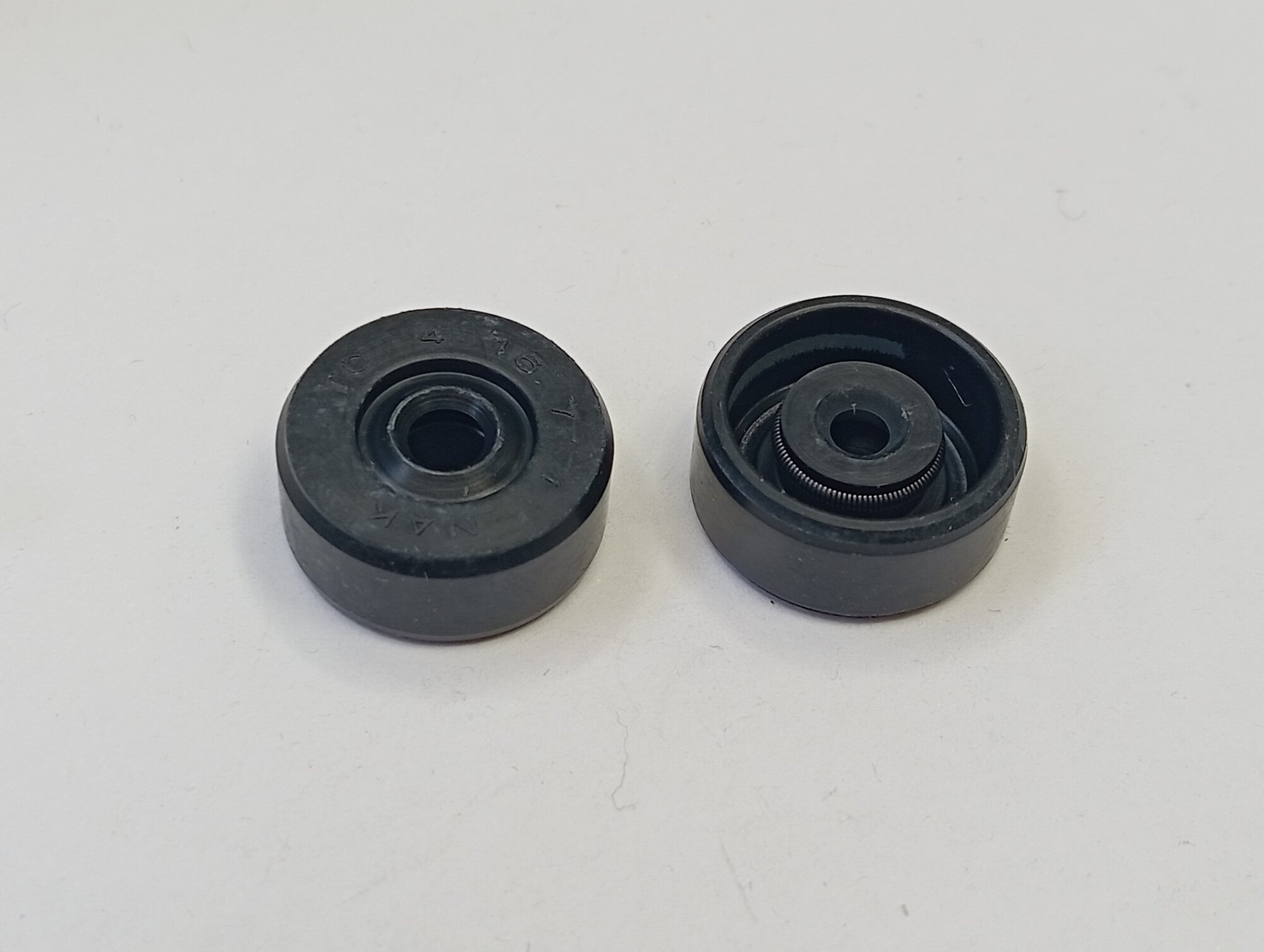 Сальник маслобензостойкий с пыльником (манжета армированная) 4x16x7 TC NBR 70-K01B-C-C NAK