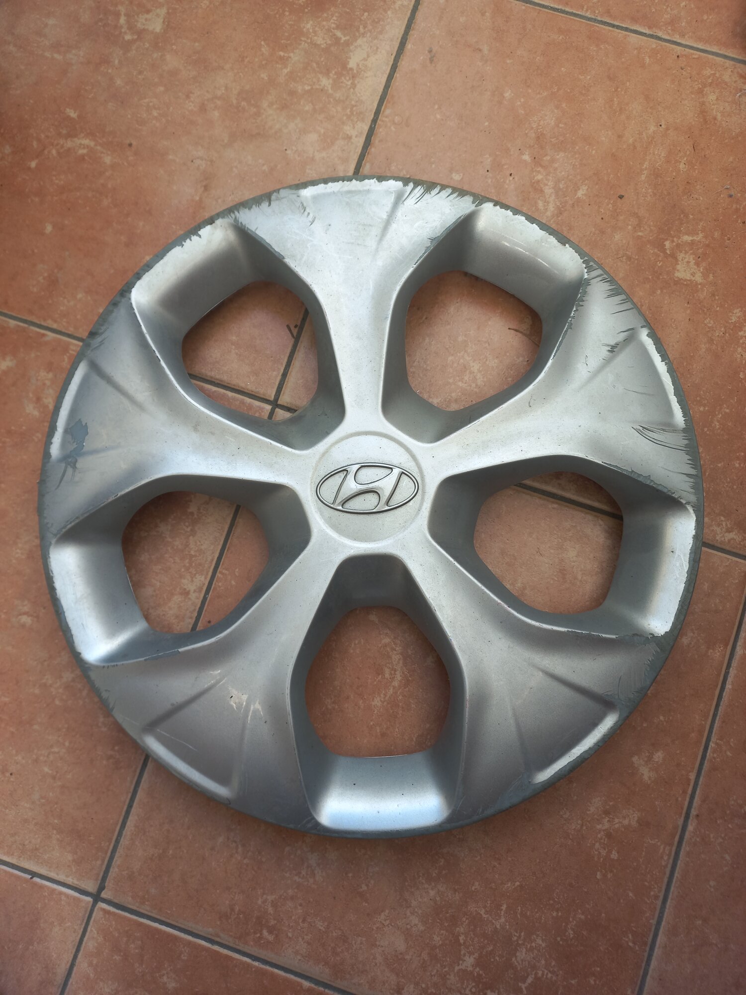 Колпак HYUNDAI R 14.Оригинал.Б/У. Без сколов и трещин.Все крепления целые. Возможны небольшие потертости.