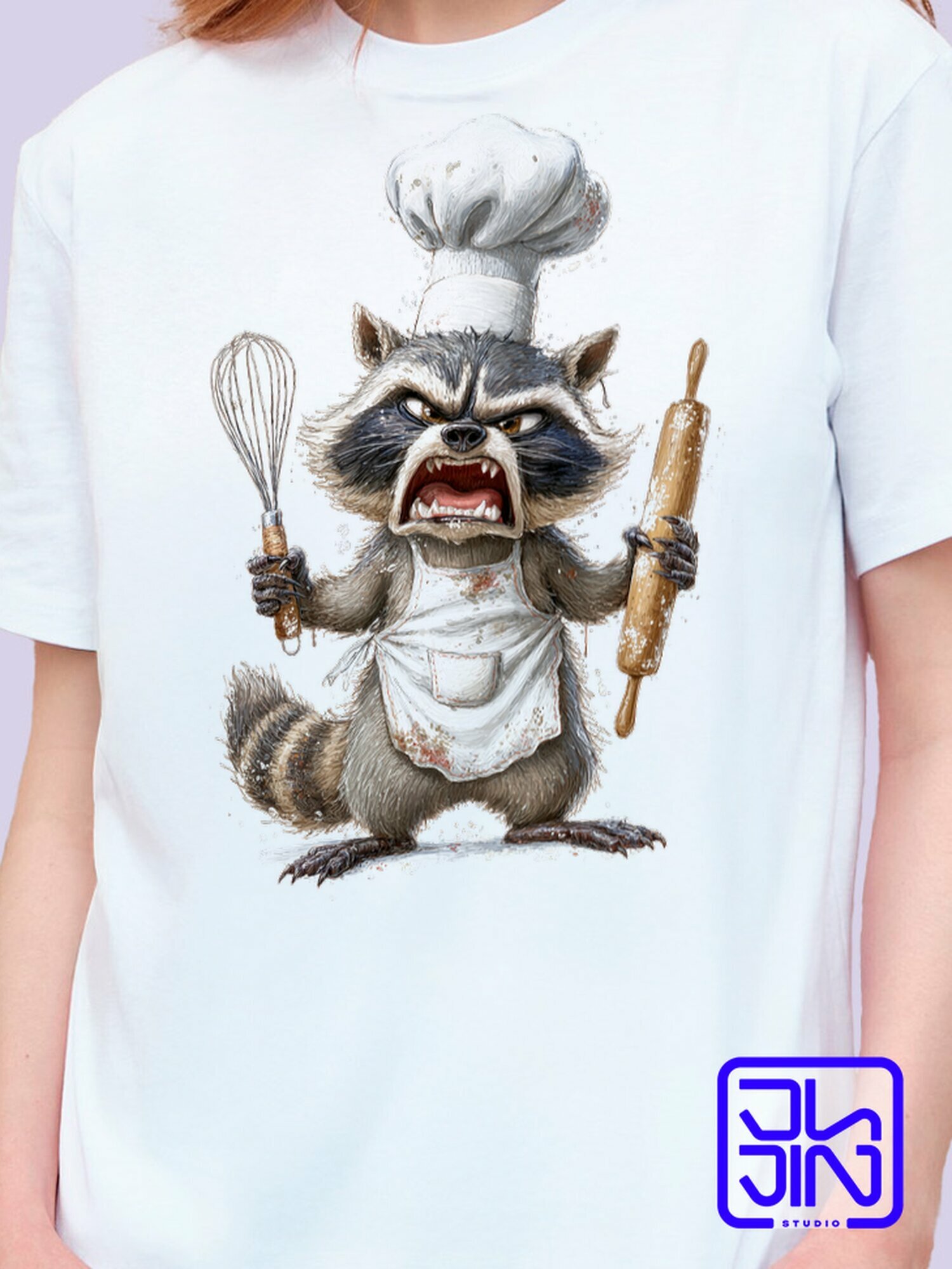 Футболка классическая женская с авторским принтом Агрессивный дерзкий енот повар в черно-белом стиле с серо-черной скалкой, белый хлопковый трикотаж с прикольным рисунком на груди