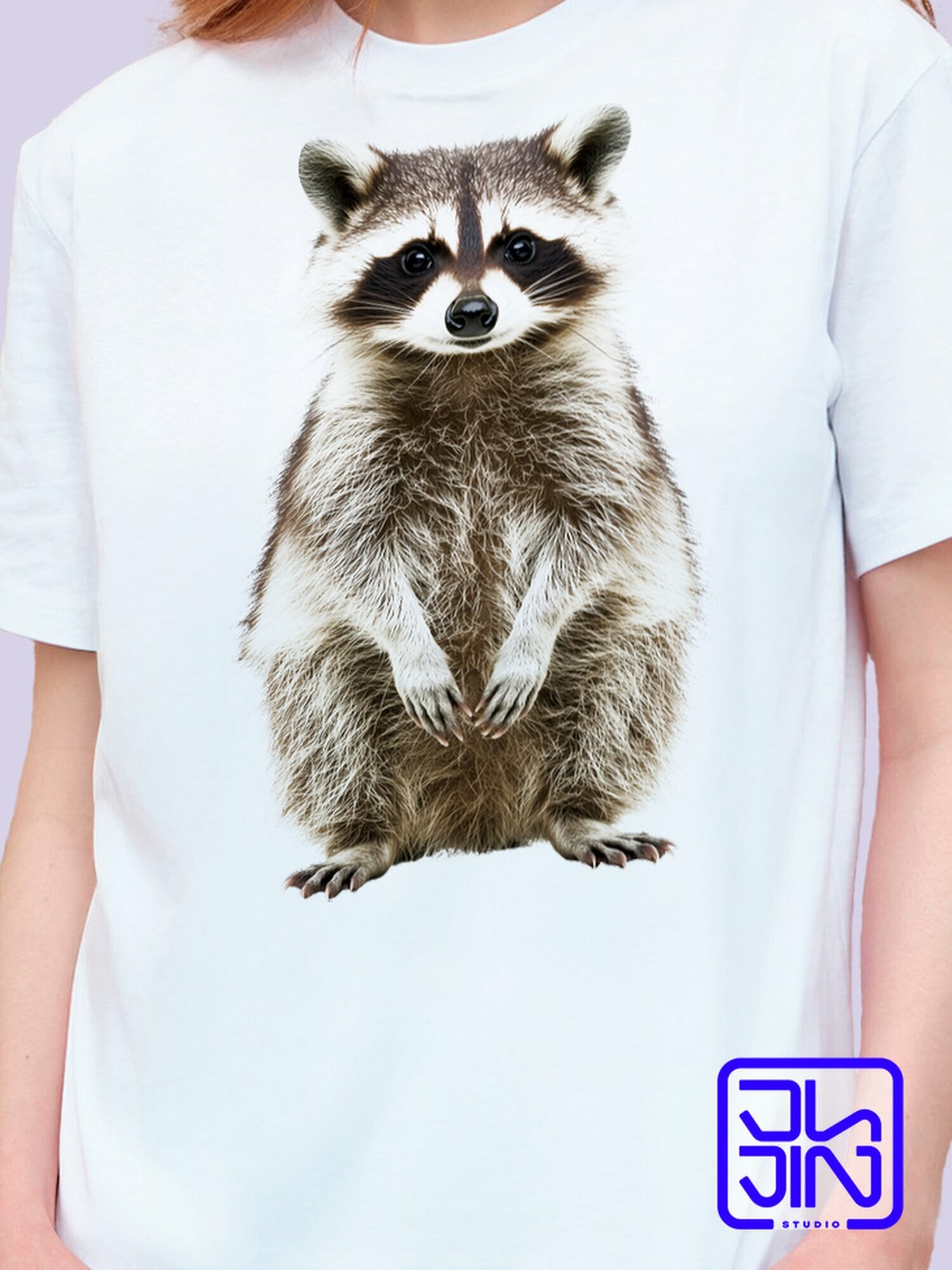 Футболка классическая женская с авторским принтом Смешной енот на сером, пепельном фоне в универсальном, кэжуал стиле темно серый, белый хлопковый трикотаж с прикольным рисунком на груди