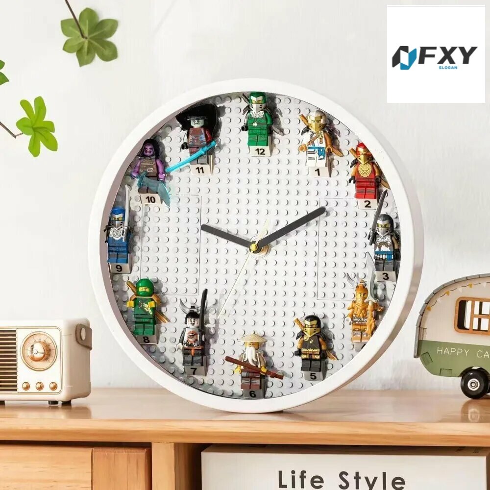 Настенные часы с эксклюзивной минифигуркой Lego для отключения звука, 20 см в белой рамке на светлом фоне