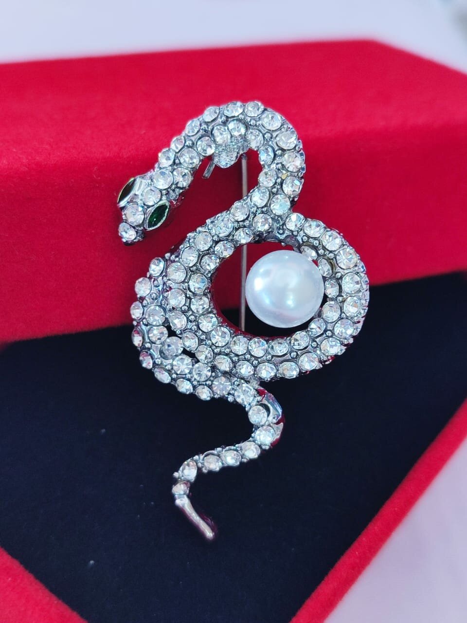 Брошь, стразы