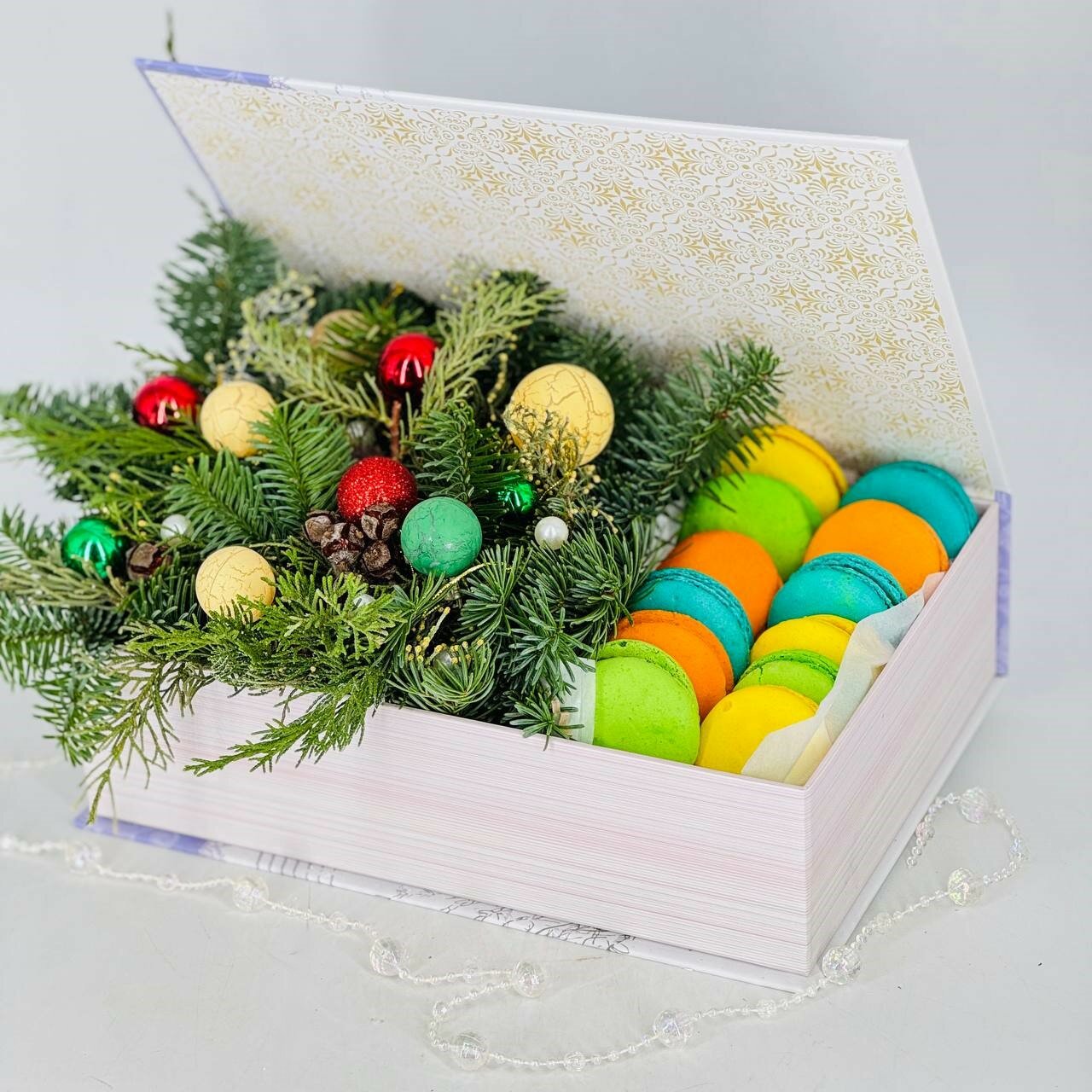 Новогодний сладкий подарок, коробка книга с французскими пирожными макарони и натуральным нобилисом