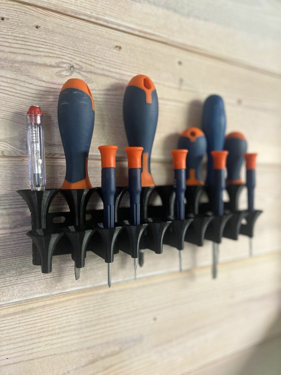 Настенный держатель для 18 отверток черный крепление на саморезы