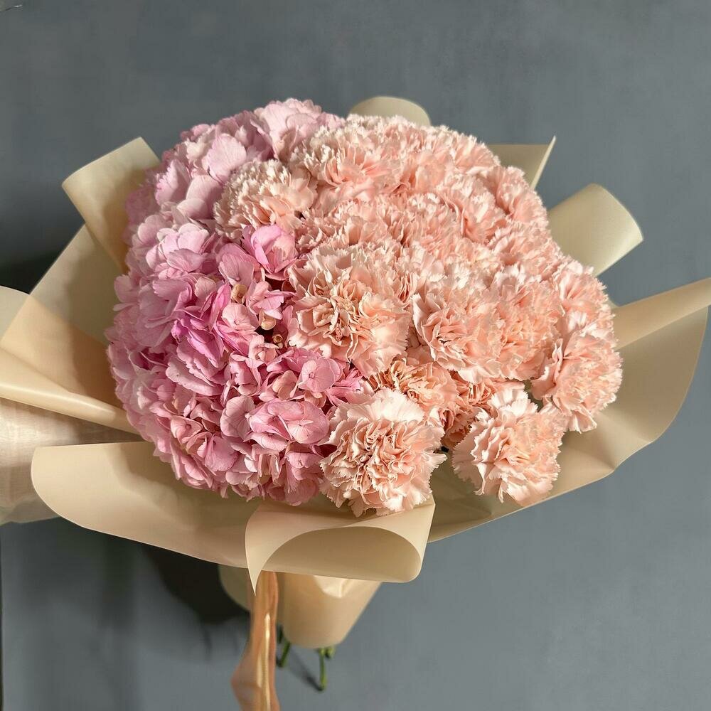 Букет из розовых гвоздик с гортензией