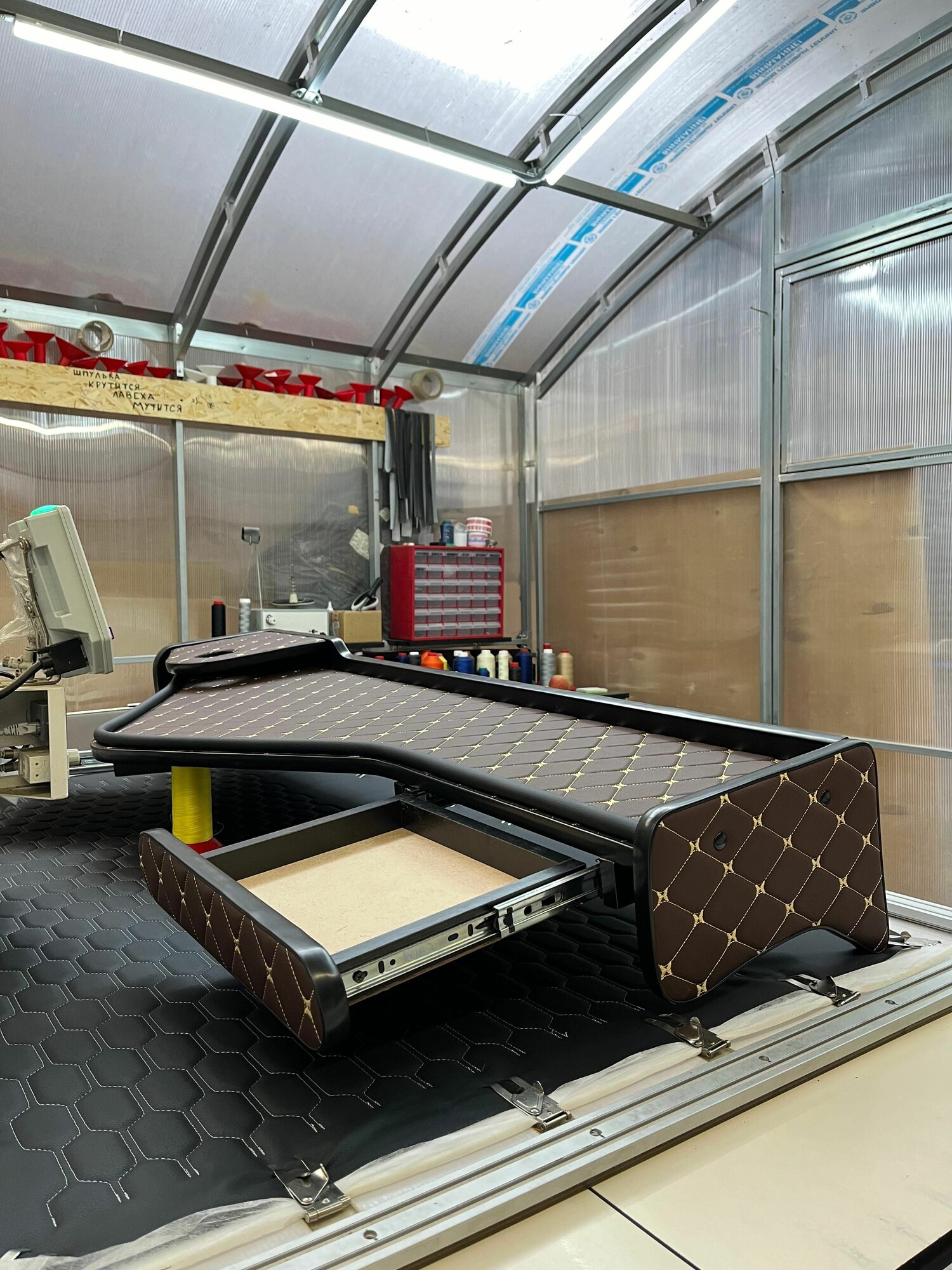 Столик для грузовика на торпеду с подстаканником для Рено Премиум (с 2005-)Коричневая экокожа Бежевый ромб в круг