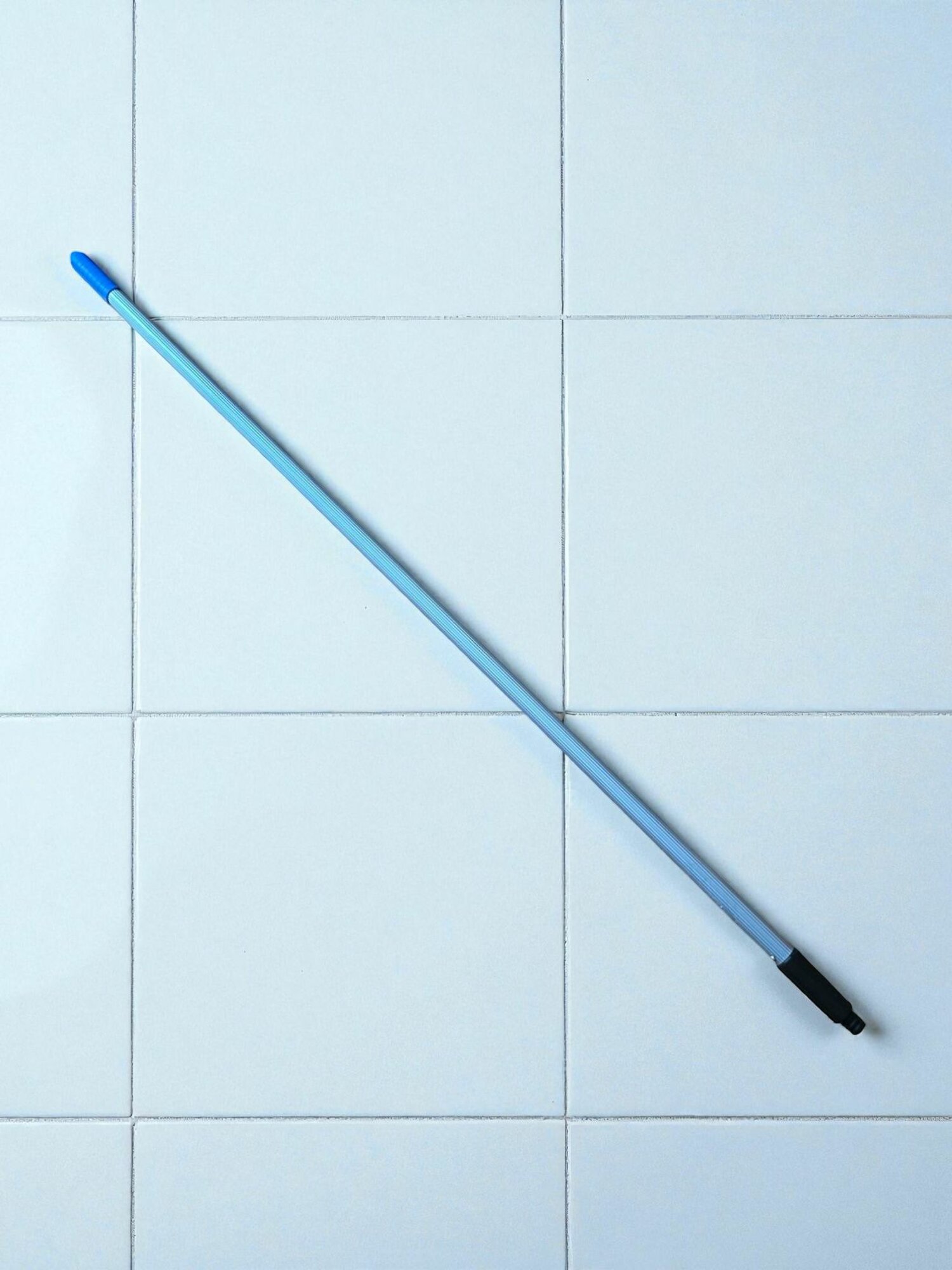 Рукоятка алюминиевая для держателей мопов, сгонов, держателей шубки 1,2 метра, резьбовое и под цанговое крепление