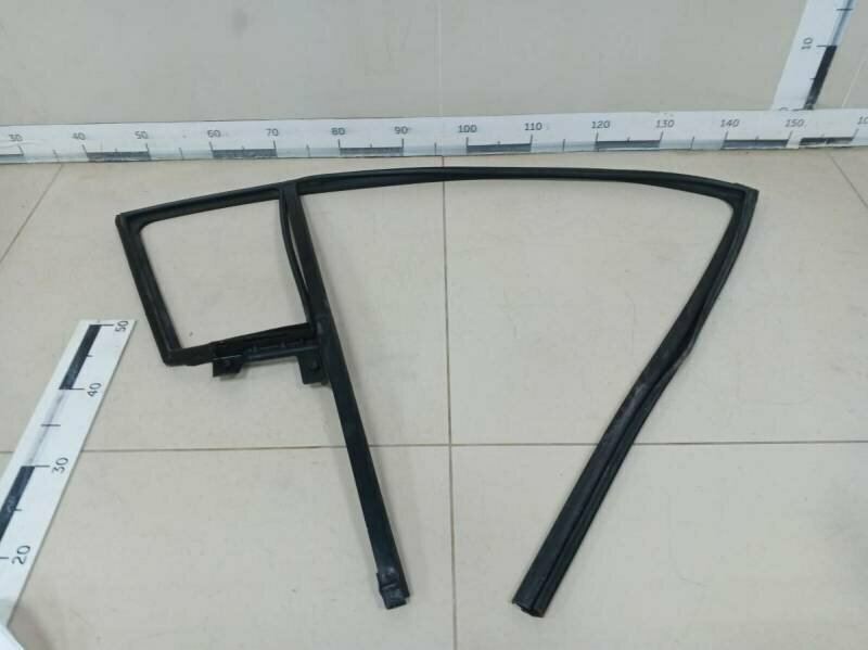 Уплотнитель стекла двери Kia Sportage 3 SL 2010-2015 кат.номер: 835413W000