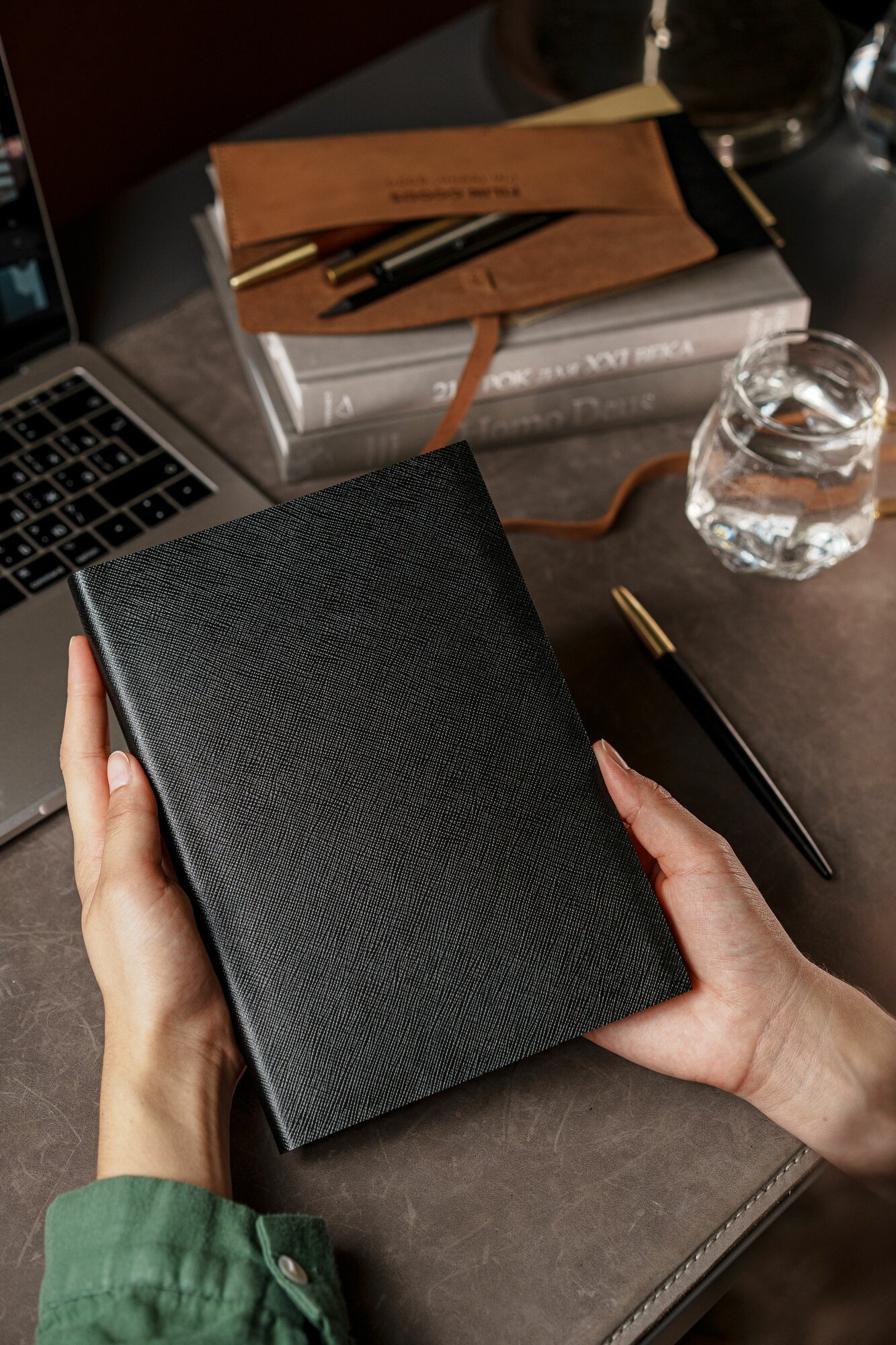 Ежедневник недатированный из натуральной кожи в переплете, 110 листов.