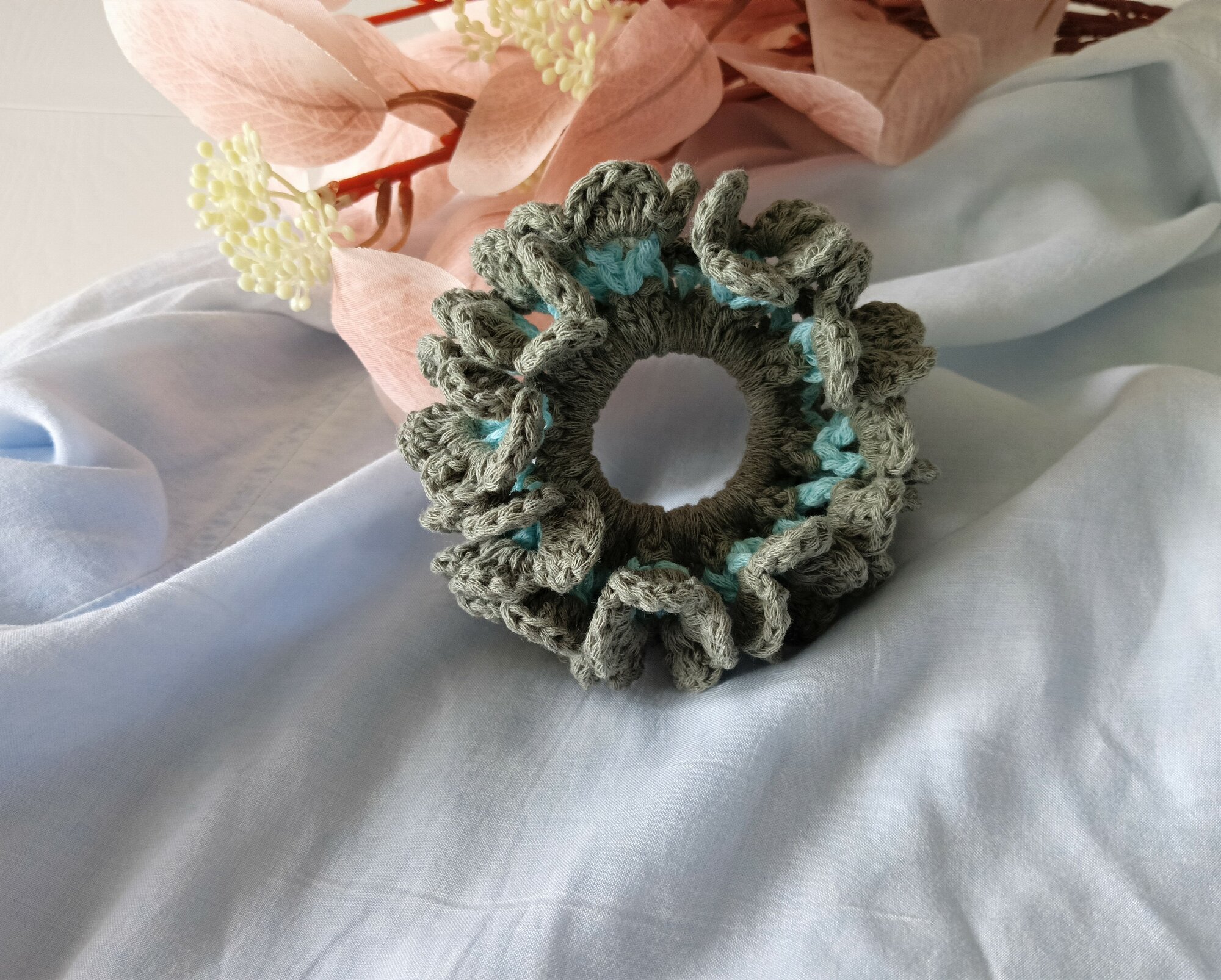 Резинка для волос вязаная 1 шт. Цветы хаки.