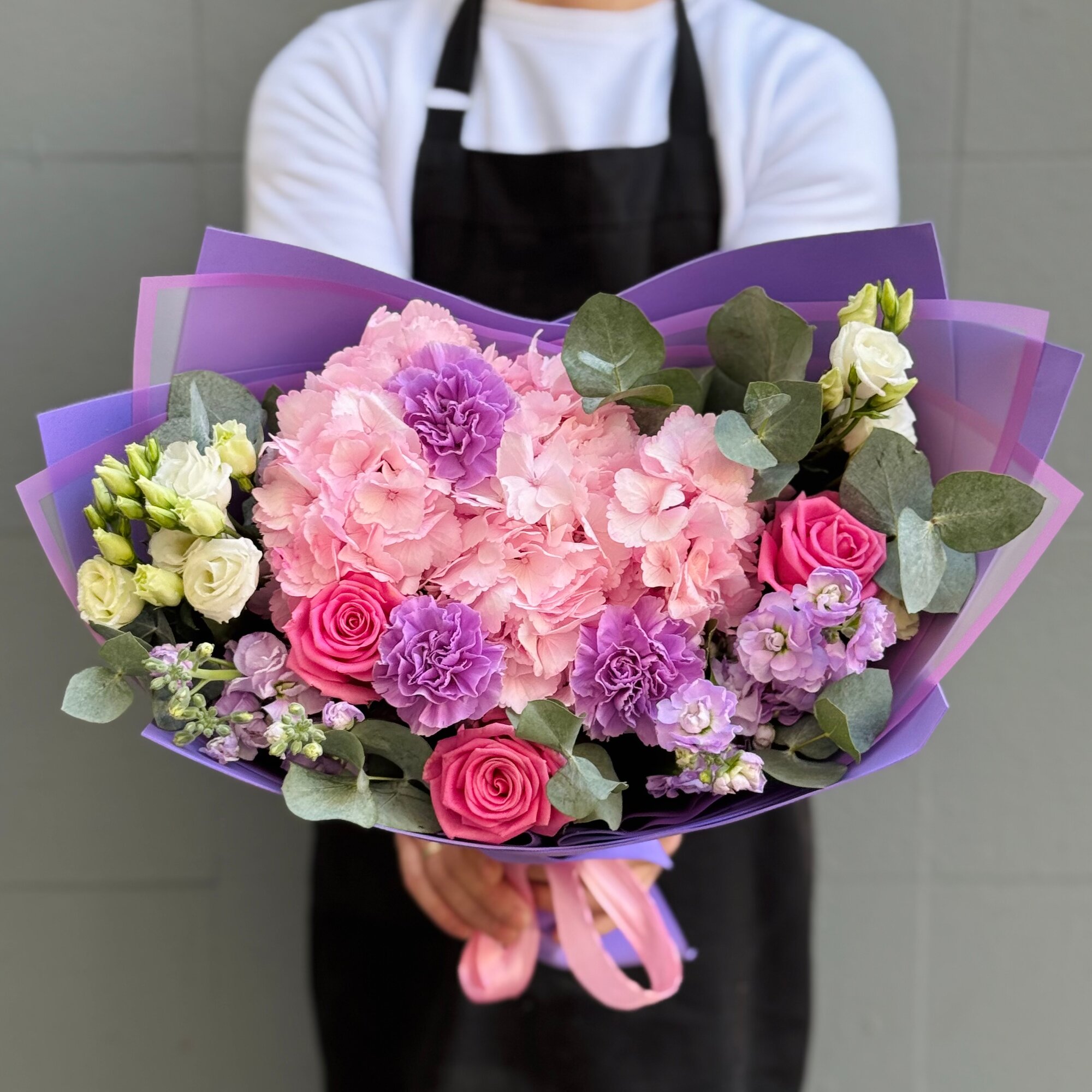 Букет Rybe-Flowers, розы, маттиола и гортензии, 11 цветов, 40см.