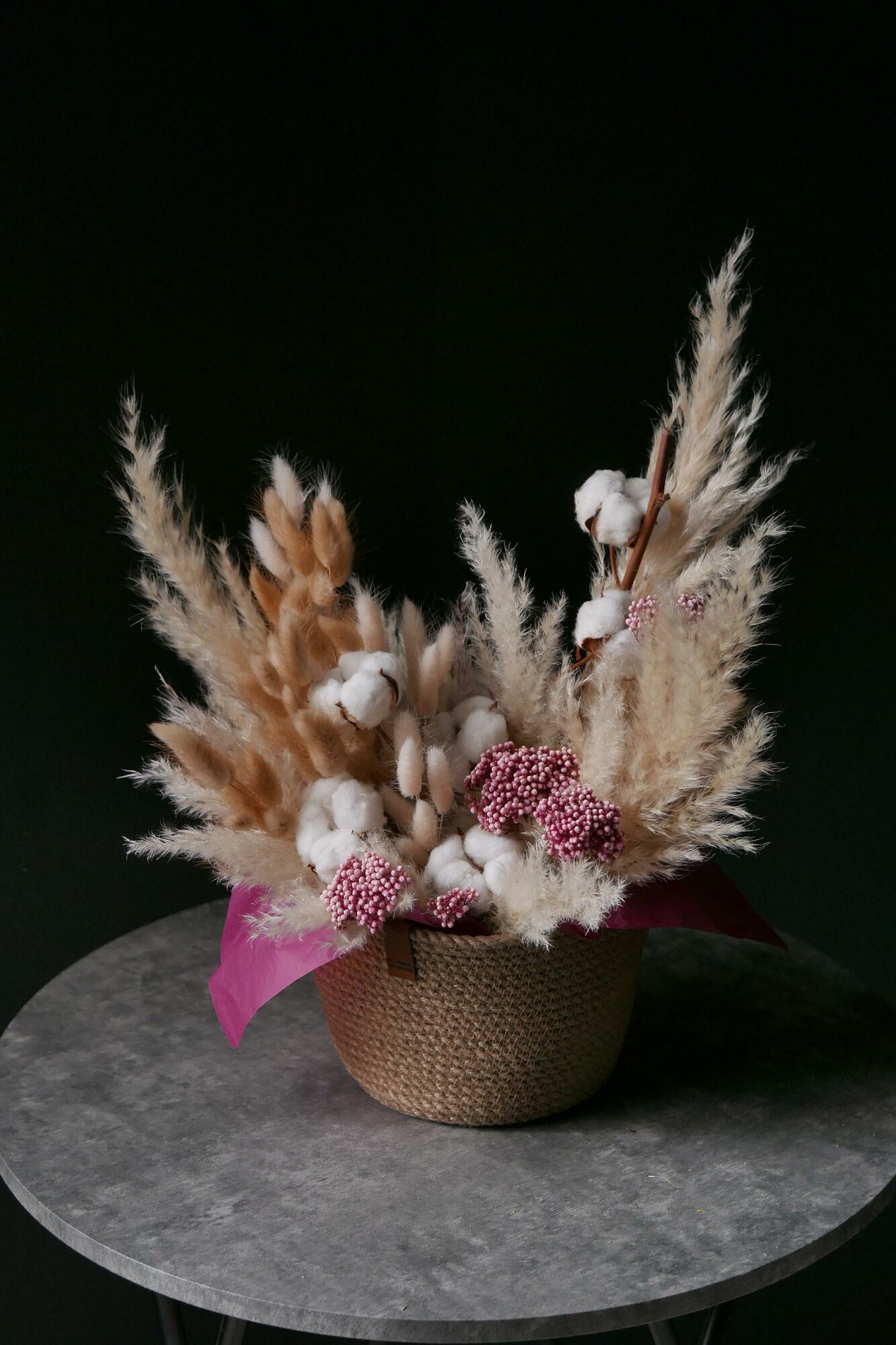 Интерьерная композиция из сухоцветов в джутовой корзинке от студии klumba.moscow