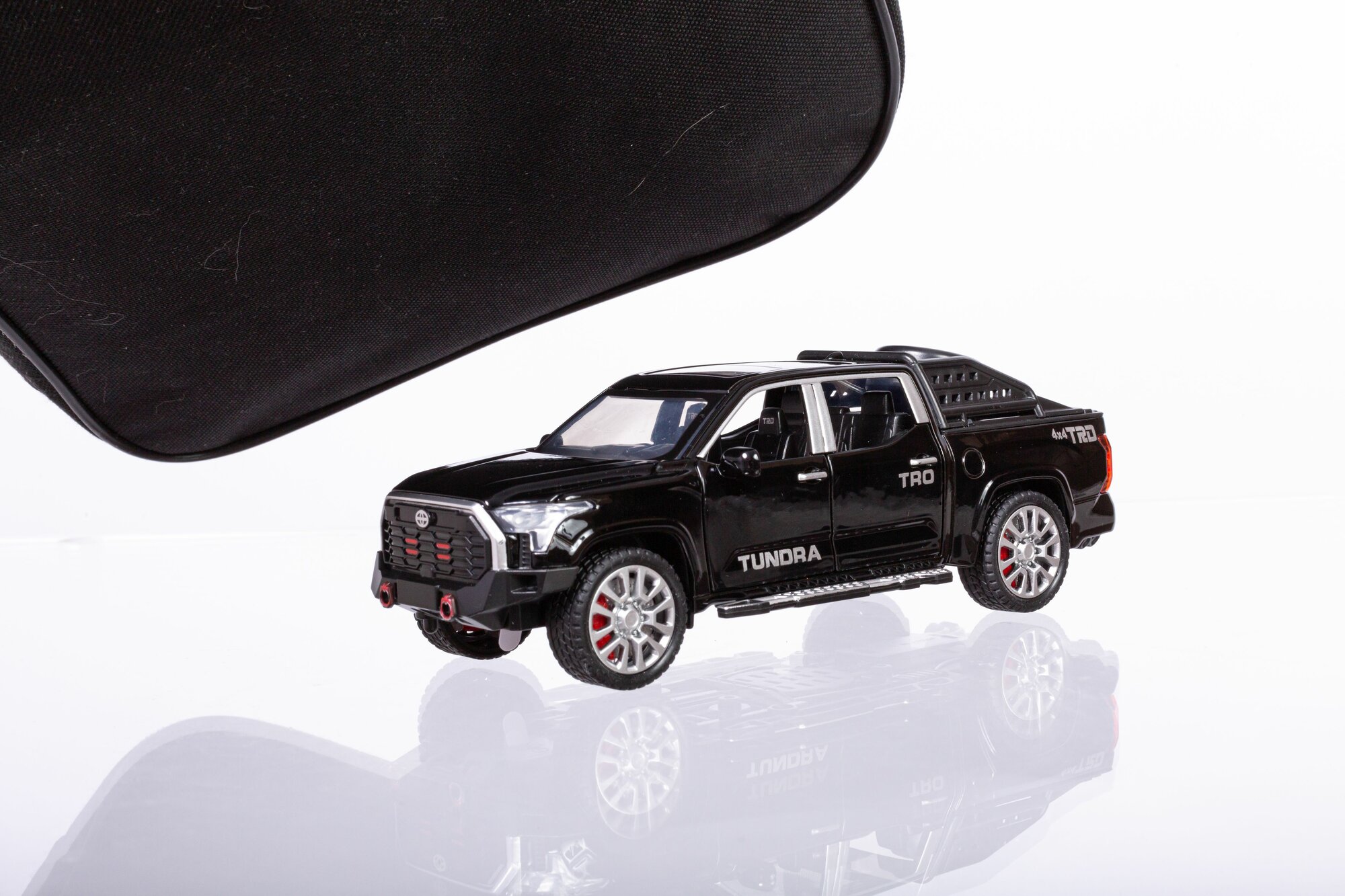 Машинка Toyota Tundra в масштабе 1:32 в подарочной упаковке из сплава со звуком и светом, коллекционная игрушка