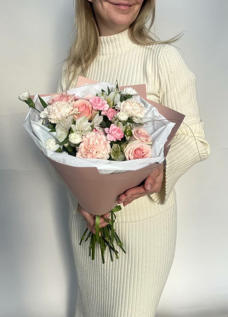 Букет живых цветов в пудровой гамме гвоздика, альстромерия, роза Букет 438 размер S Floret