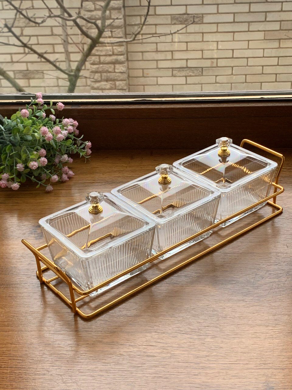 Менажница с акриловой крышкой стеклянная квадратная на подставке 3шт. для сладостей.