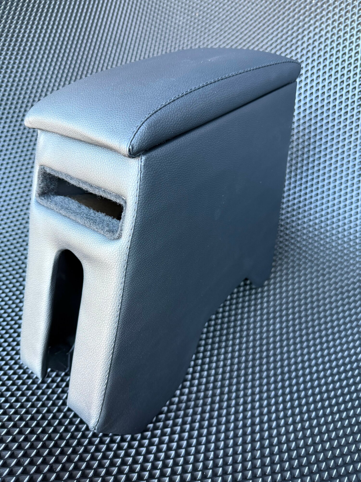 Подлокотник - бар с нишей для телефона для LADA Granta FL / Гранта / Калина. Экокожа, черный, гладкий.